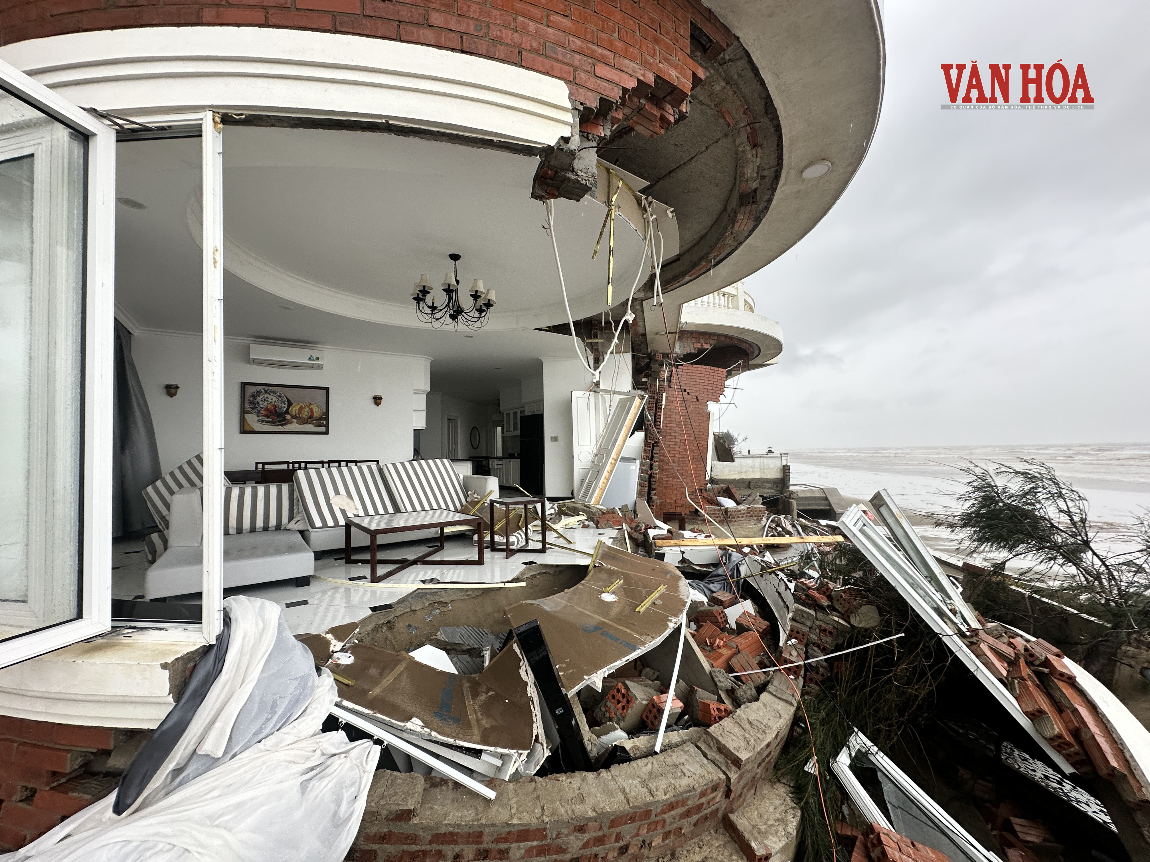 Khu nghỉ dưỡng cao cấp Hoa Tiên Xuân Thành đổ sập sau bão số 10