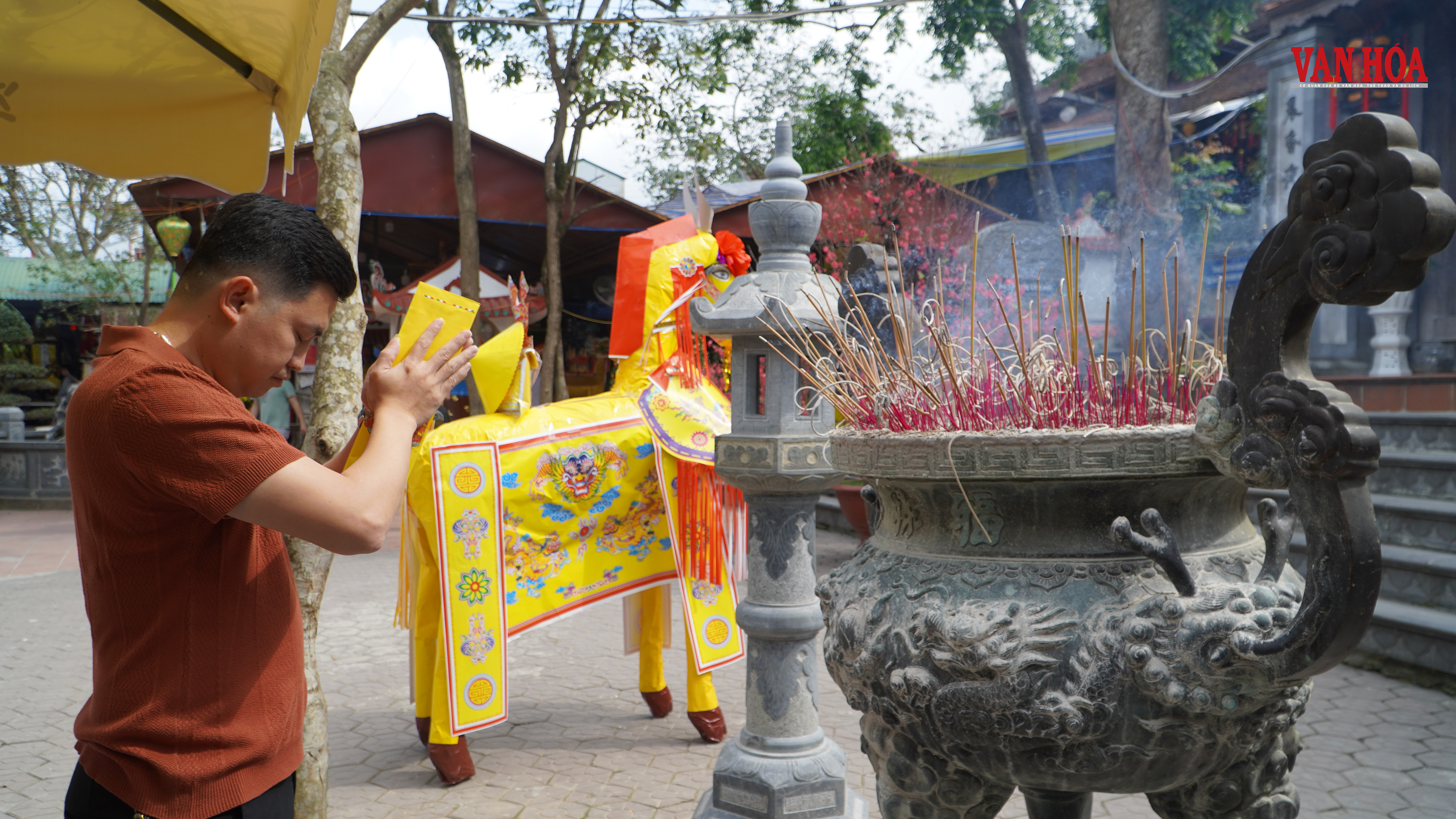 Little-known facts about the custom of offering paper horses at Cho Cui ...