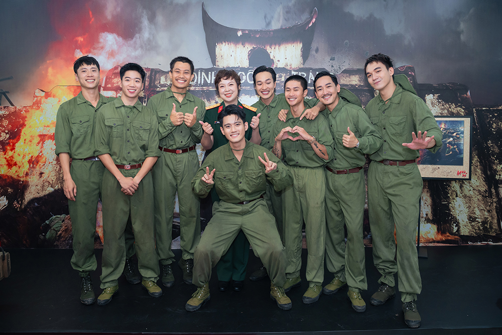 Mưa đỏ công bố loạt poster nhân vật, khắc họa rõ nét hai chiến tuyến ...