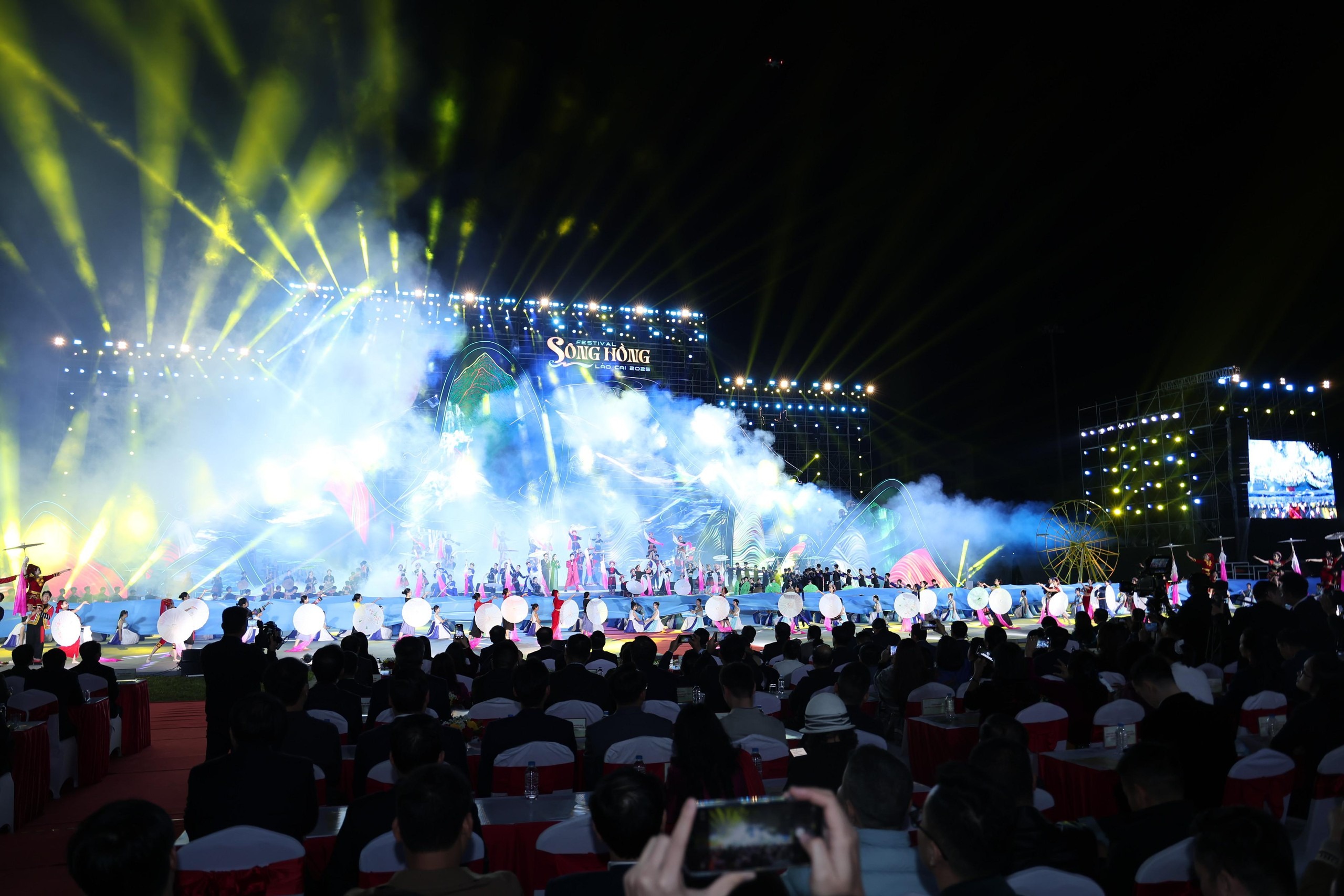 Dort, wo der Rote Fluss nach Vietnam mündet, ist das Land von einer ...