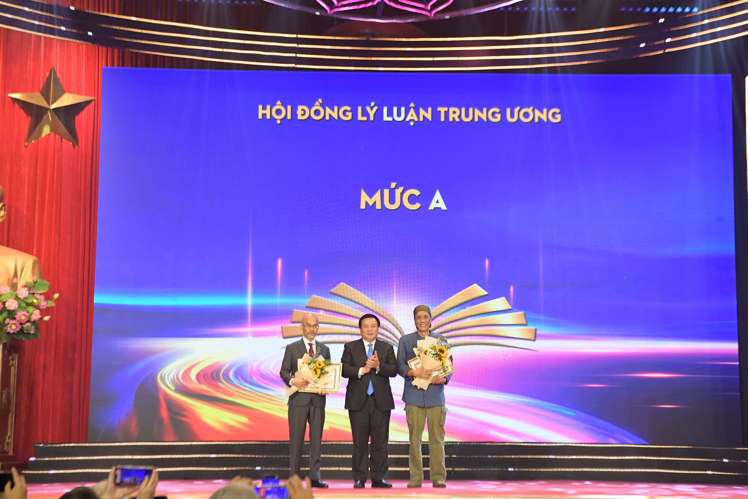 The Culture Newspaper receives an award from the Central Theoretical ...