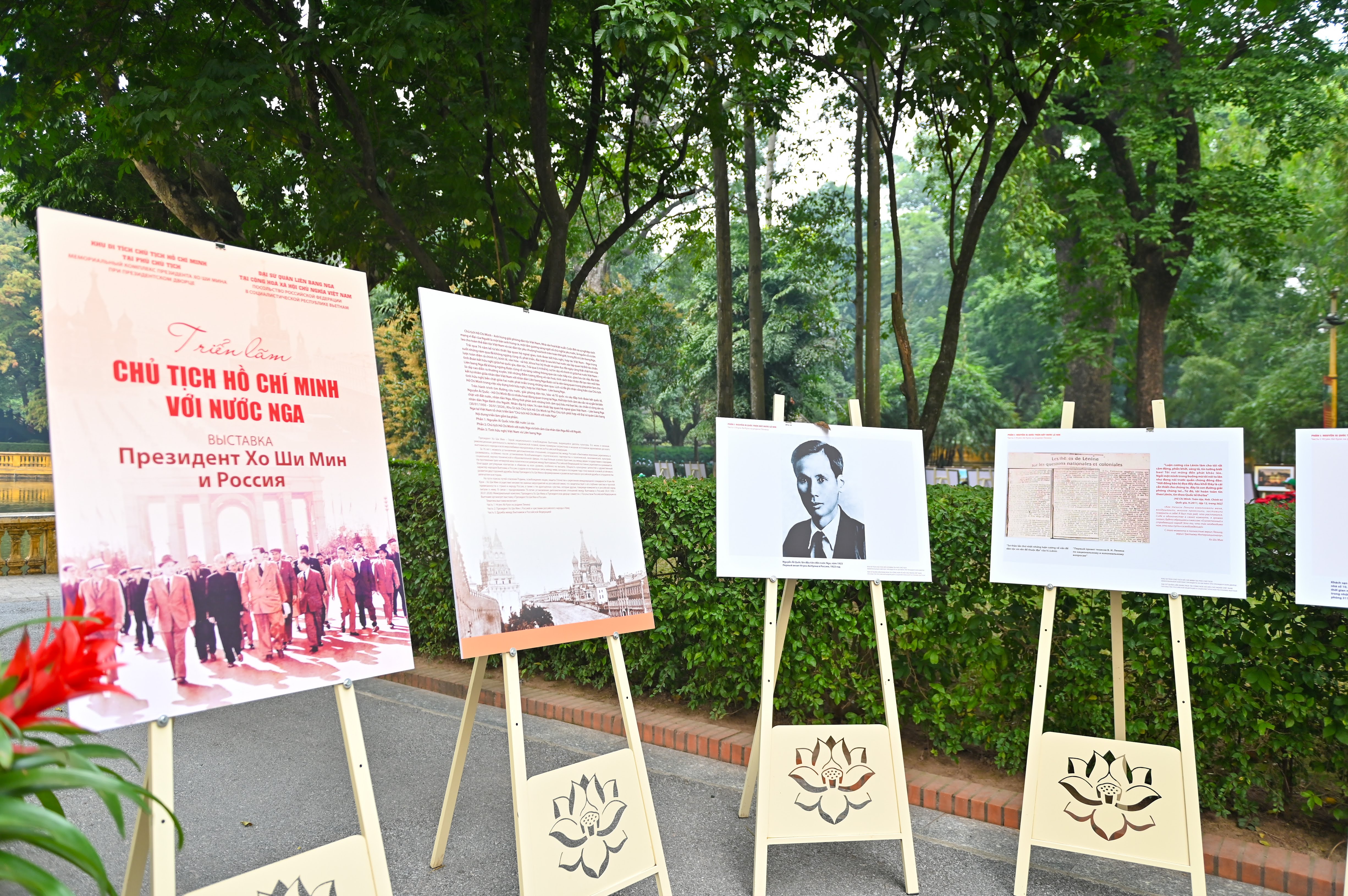 Réception de précieux documents photographiques sur le président Hô Chi ...