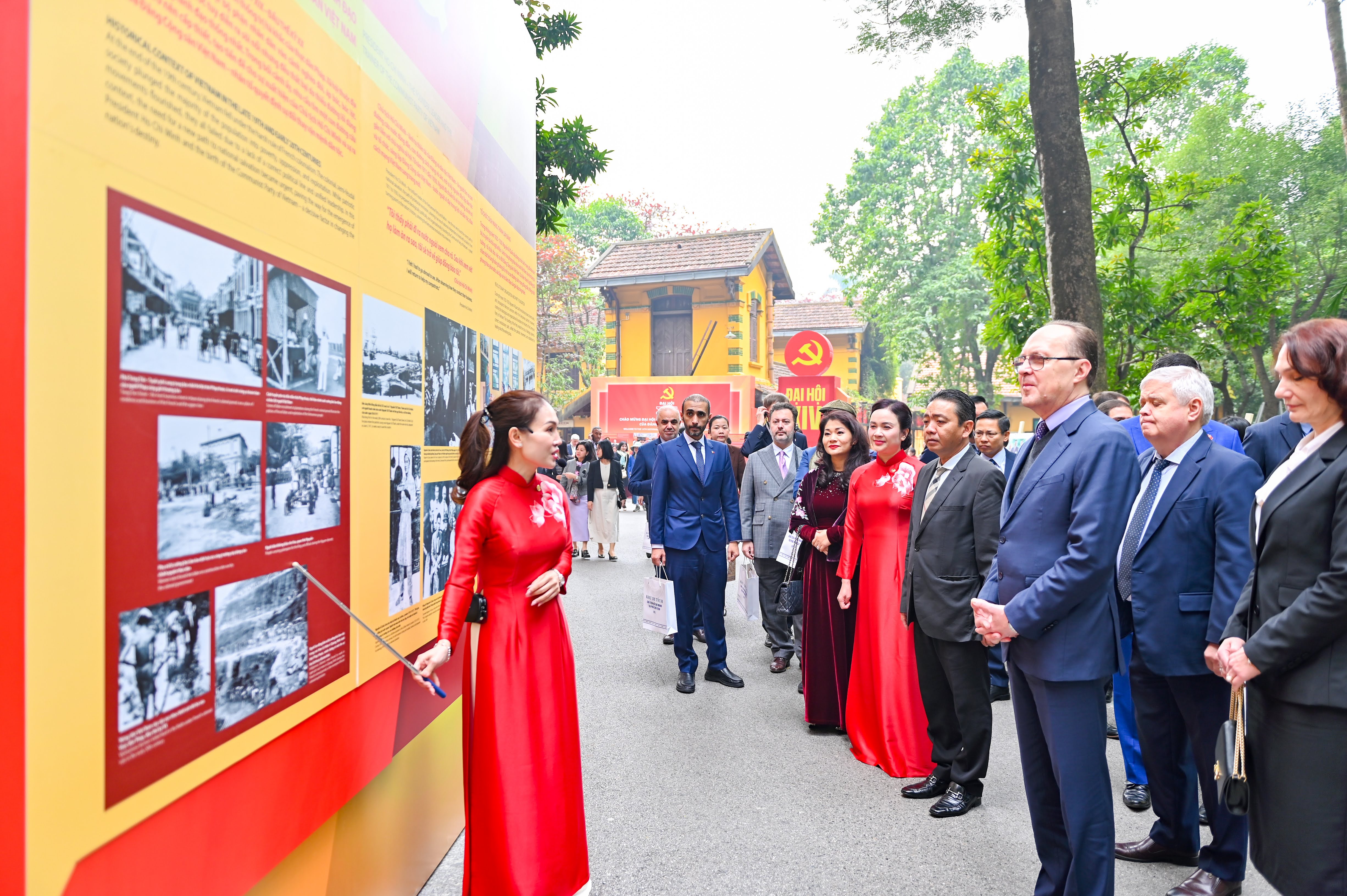Réception de précieux documents photographiques sur le président Hô Chi ...