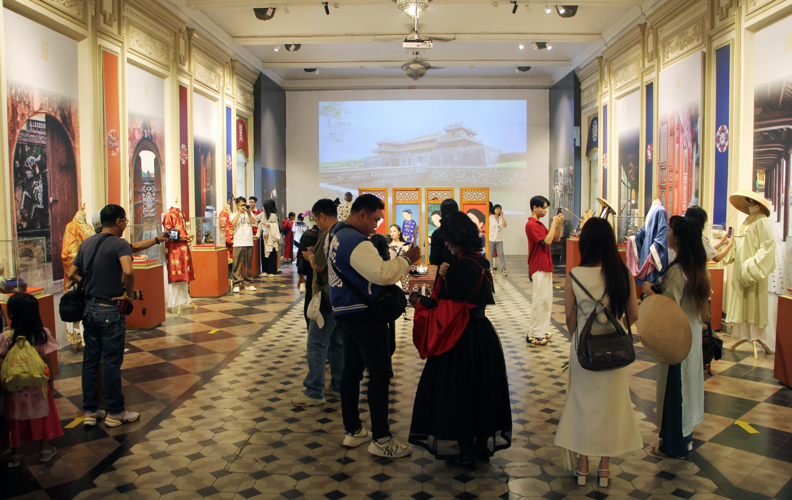 Le musée de Hô Chi Minh-Ville présente le vêtement vietnamien à travers trois siècles