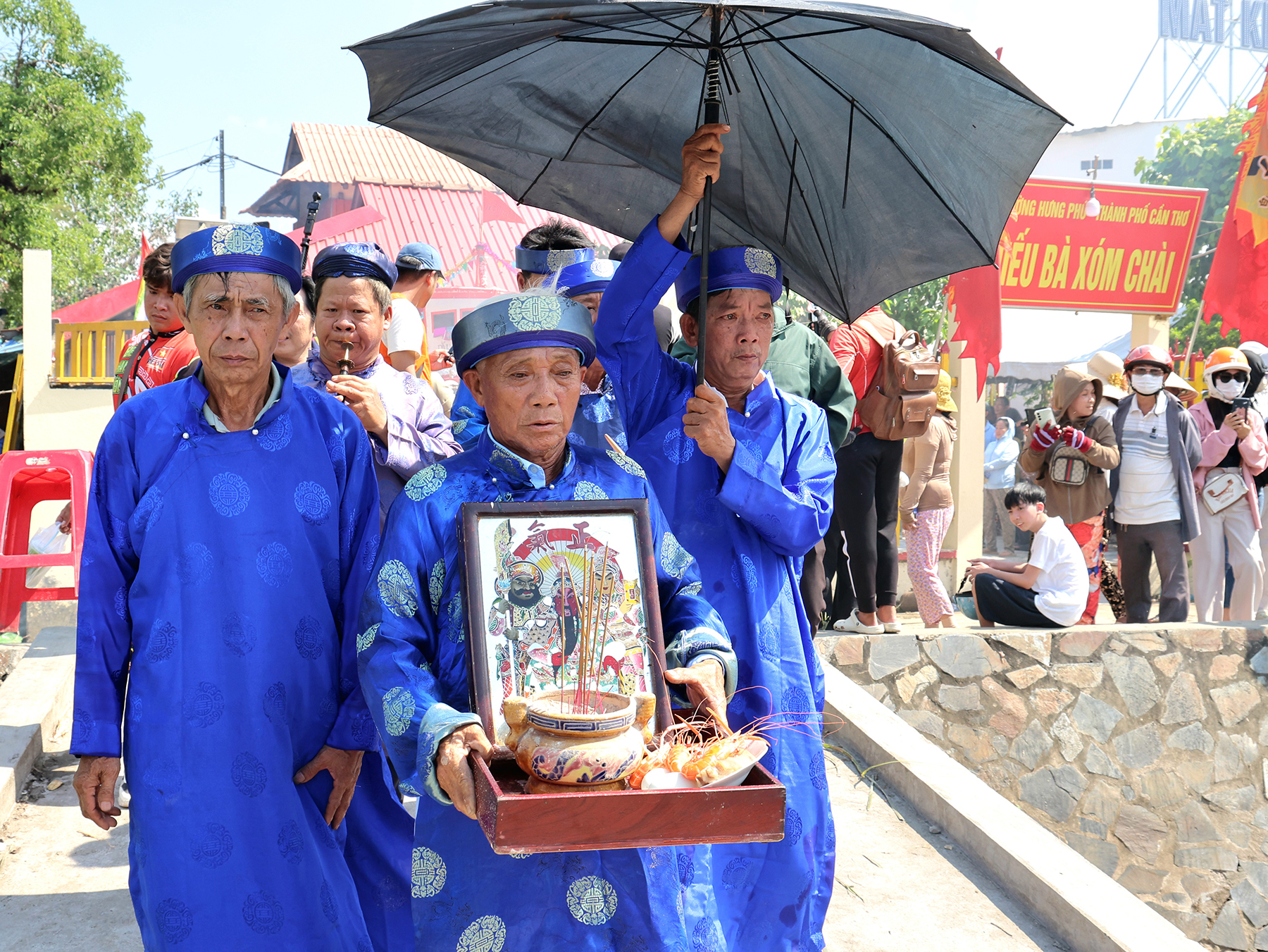 Miles de personas asistieron al Festival Tong Phong en el Templo Ba Xom ...
