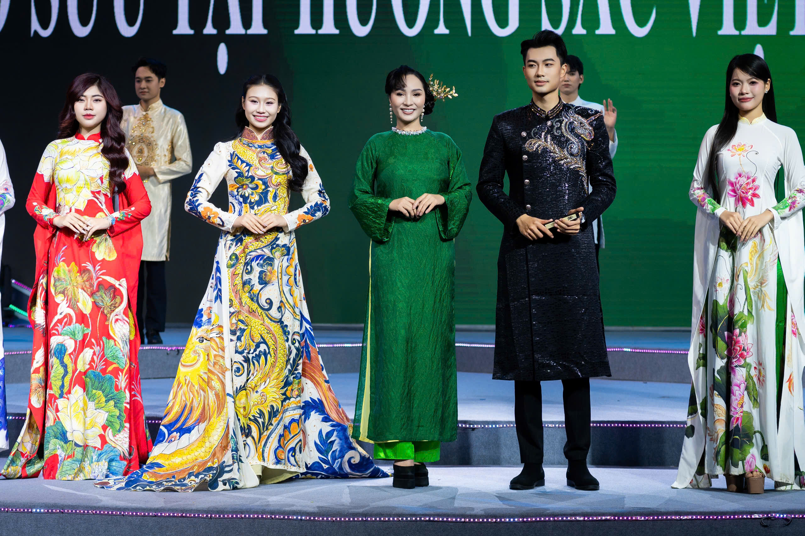 Model Nguyen Hoang Mai Linh stands out in the "Vietnamese Beauty ...