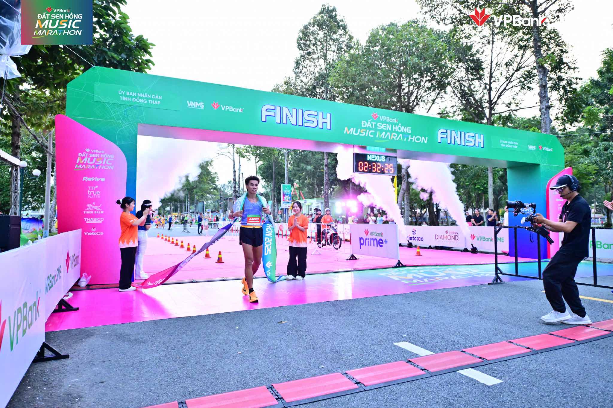 ດ້ວຍນັກແລ່ນ 12,800 ຄົນທີ່ສຳເລັດການແຂ່ງຂັນ, ການແຂ່ງຂັນມາຣາທອນດົນຕີ ...