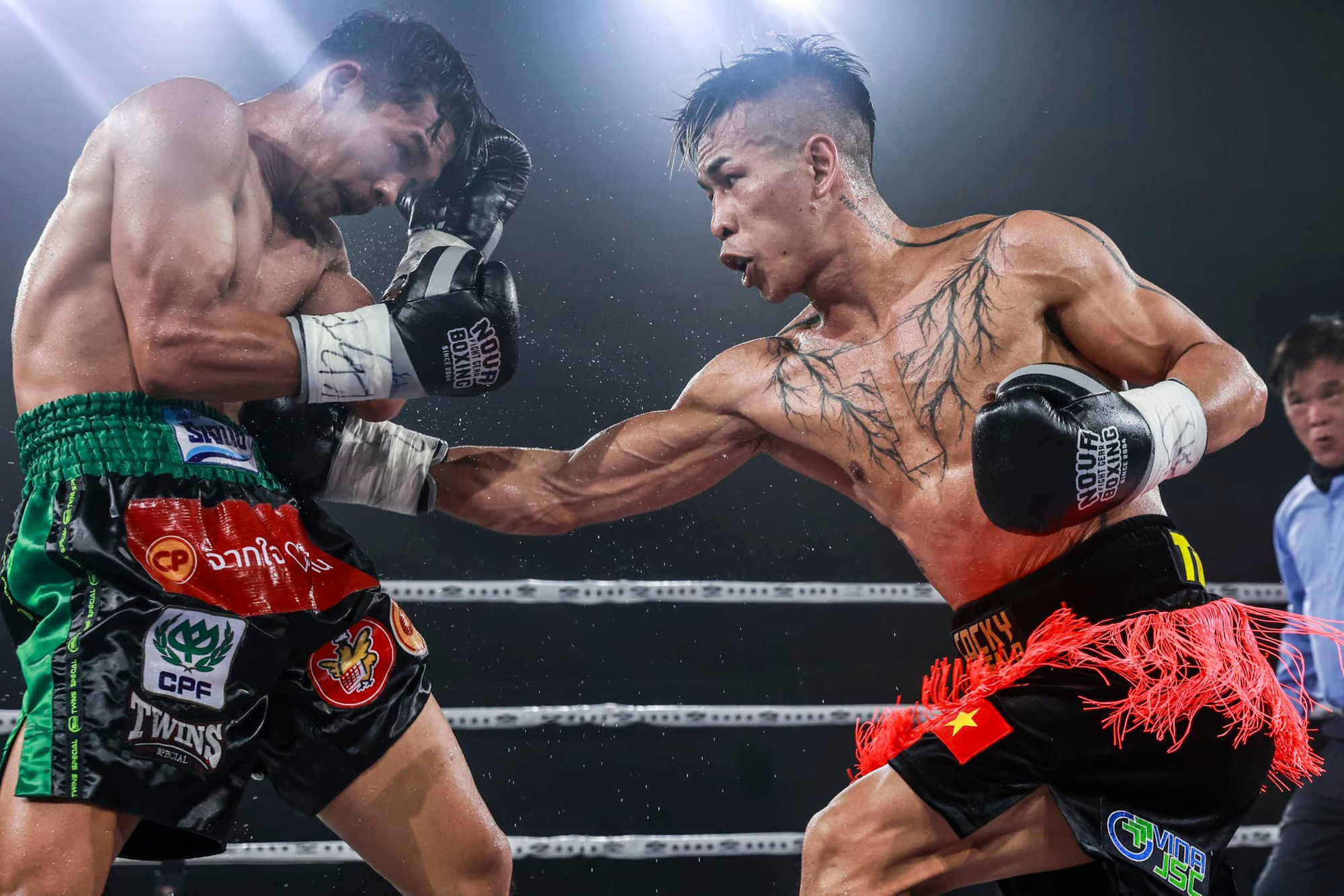 Drei vietnamesische Boxer steigen beim legendären Boxevent in Ho Tram ...
