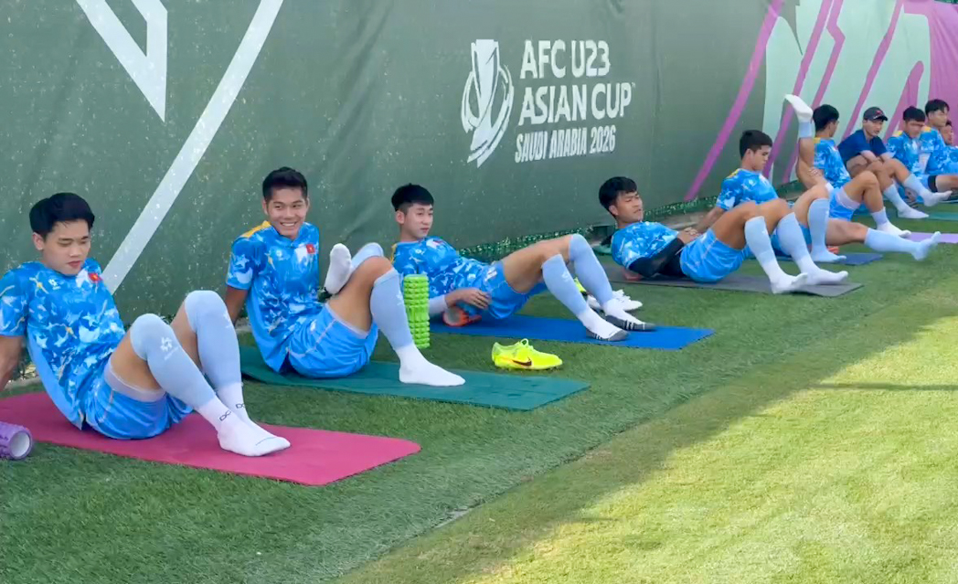 Vietnam U23 team returns to training, preparing for the match against ...