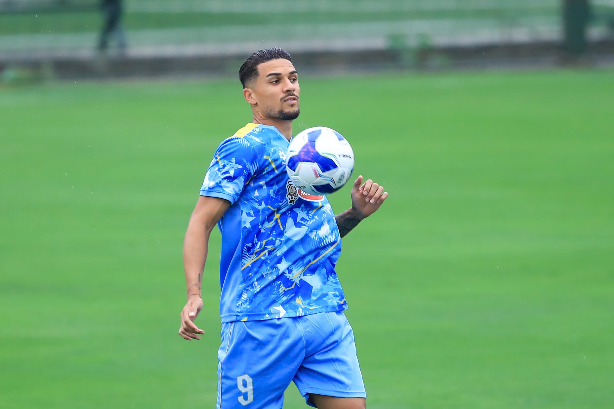 Midfielder Do Hoang Hen: I am very happy and proud to wear the ...