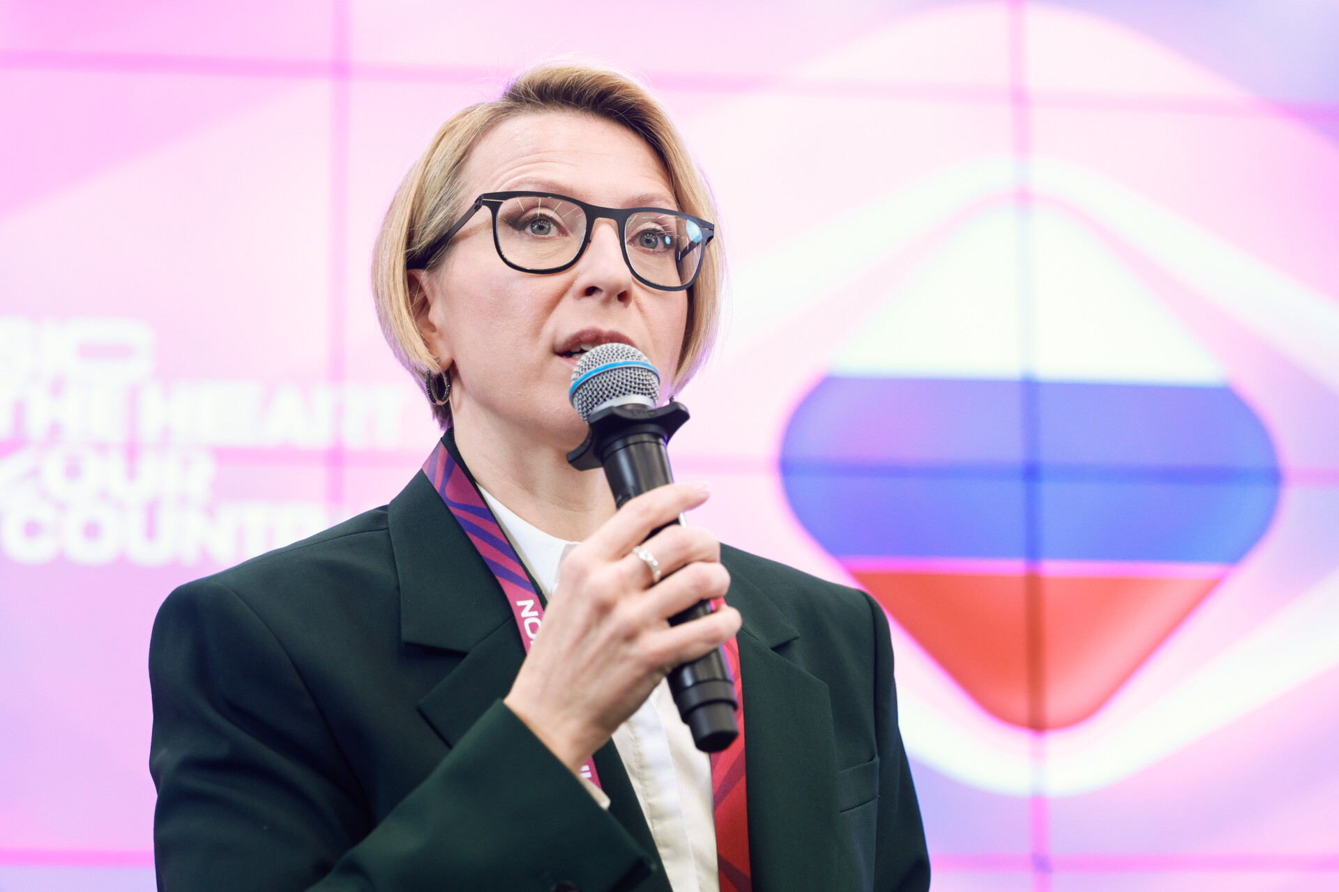 MC nổi tiếng người Nga: “Đức Phúc là thí sinh có phần dàn dựng công phu bậc nhất”