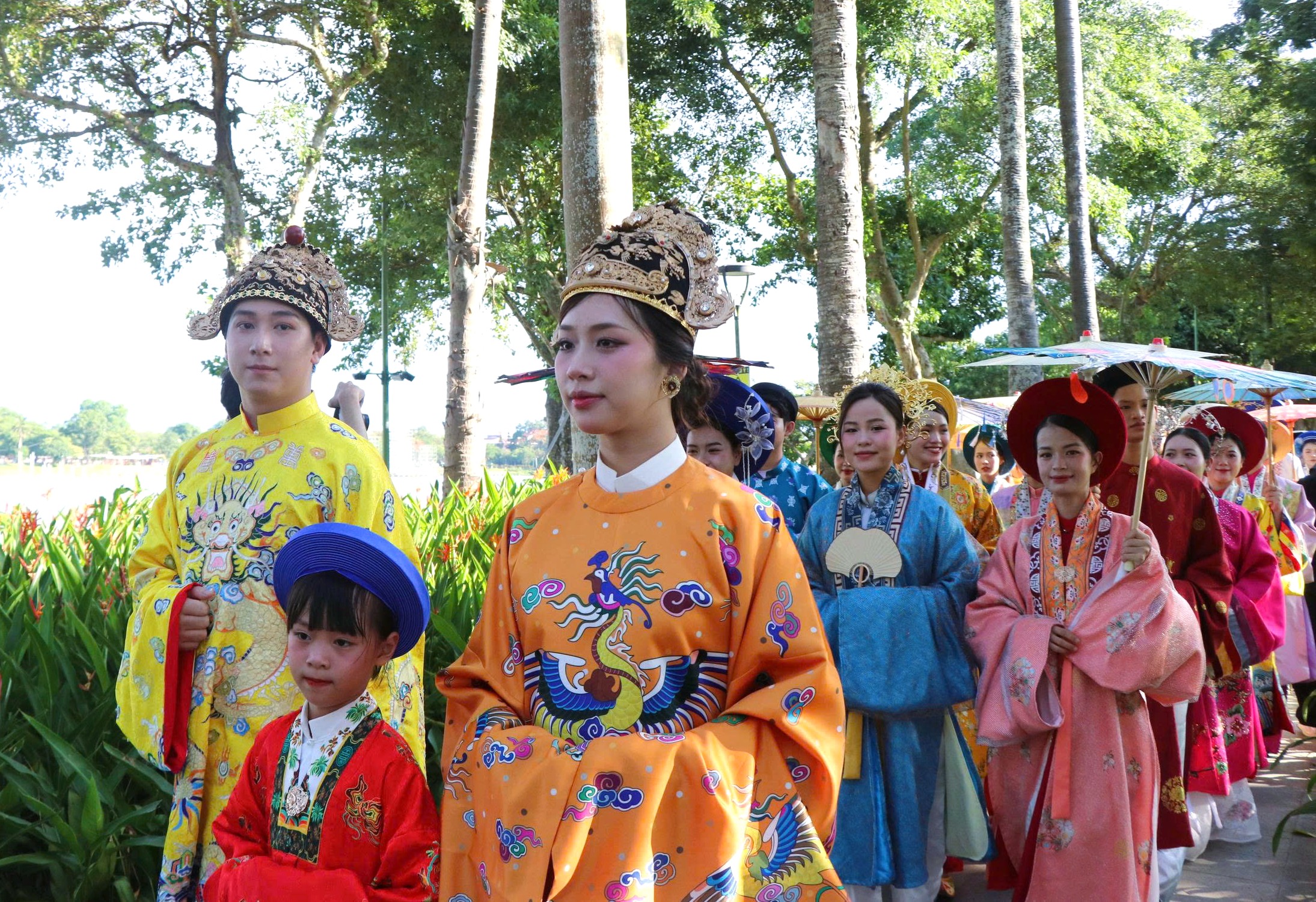 Young people promote Vietnamese traditional costumes on the streets of Hue