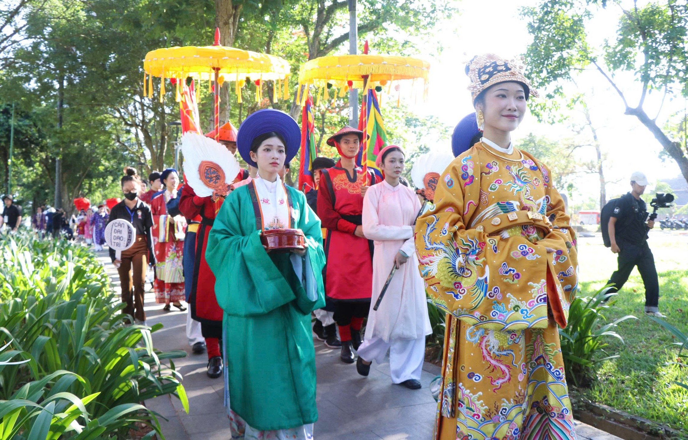 Young people promote Vietnamese traditional costumes on the streets of Hue