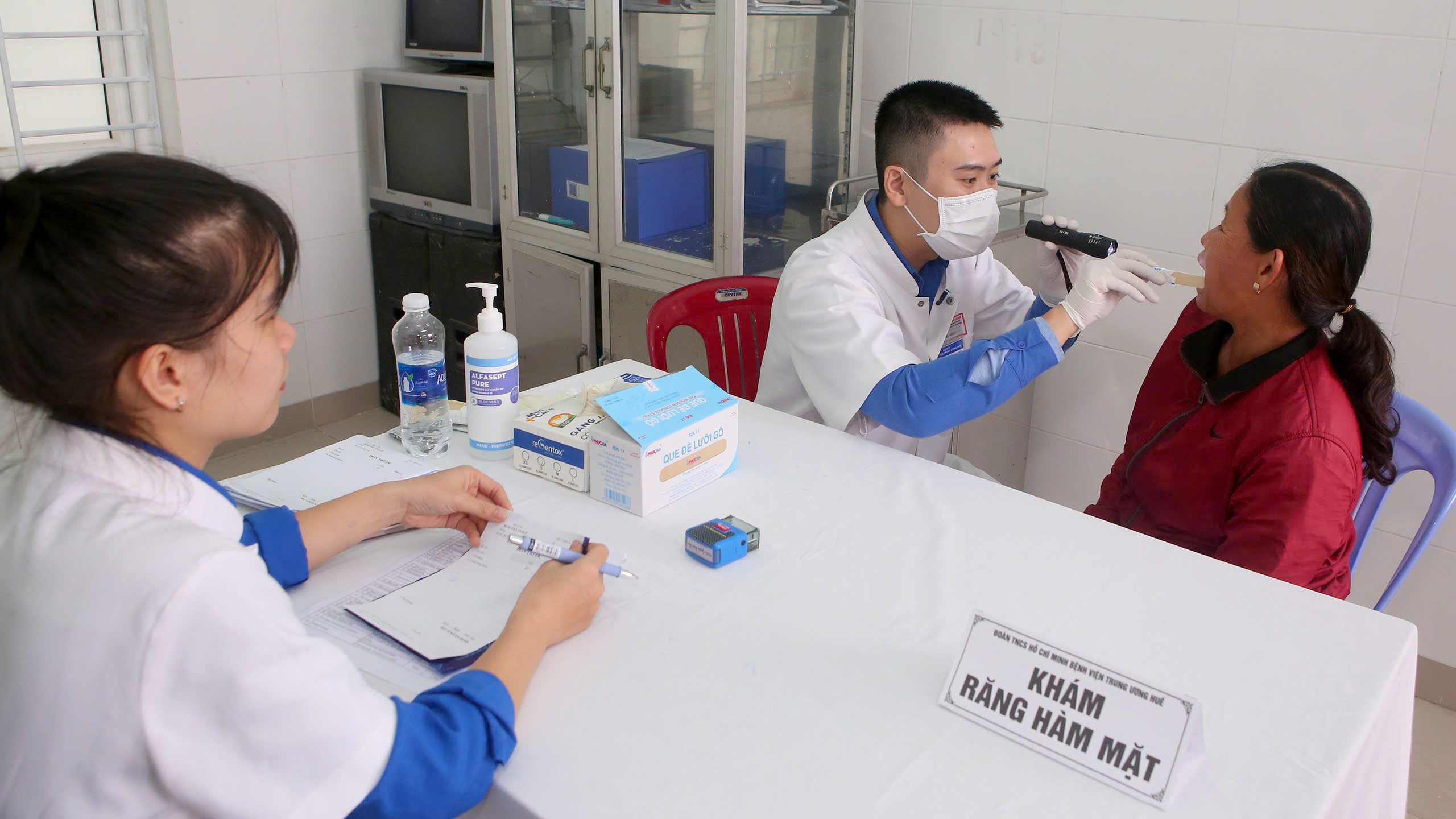 Khám bệnh và cấp thuốc miễn phí cho 1.000 người dân sau mưa lũ