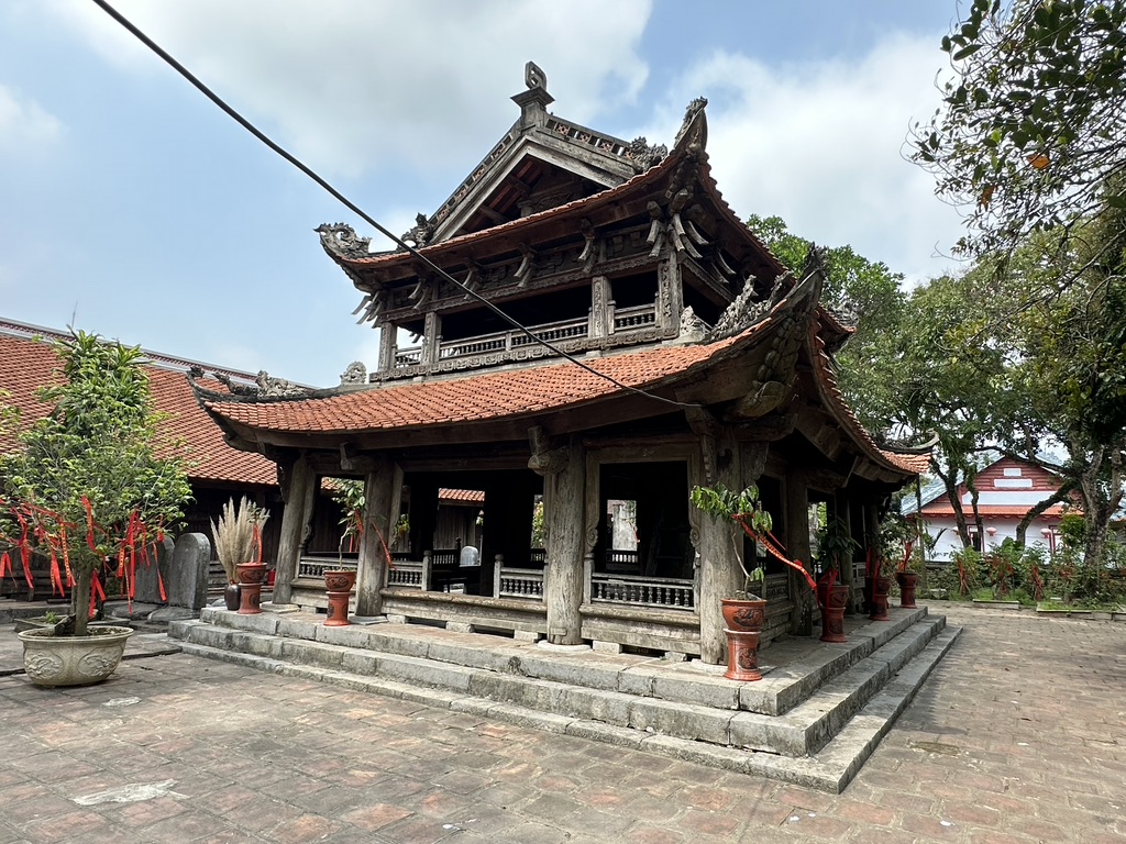 Kagumi harta karun berusia ribuan tahun di Kuil Saint Nguyen.