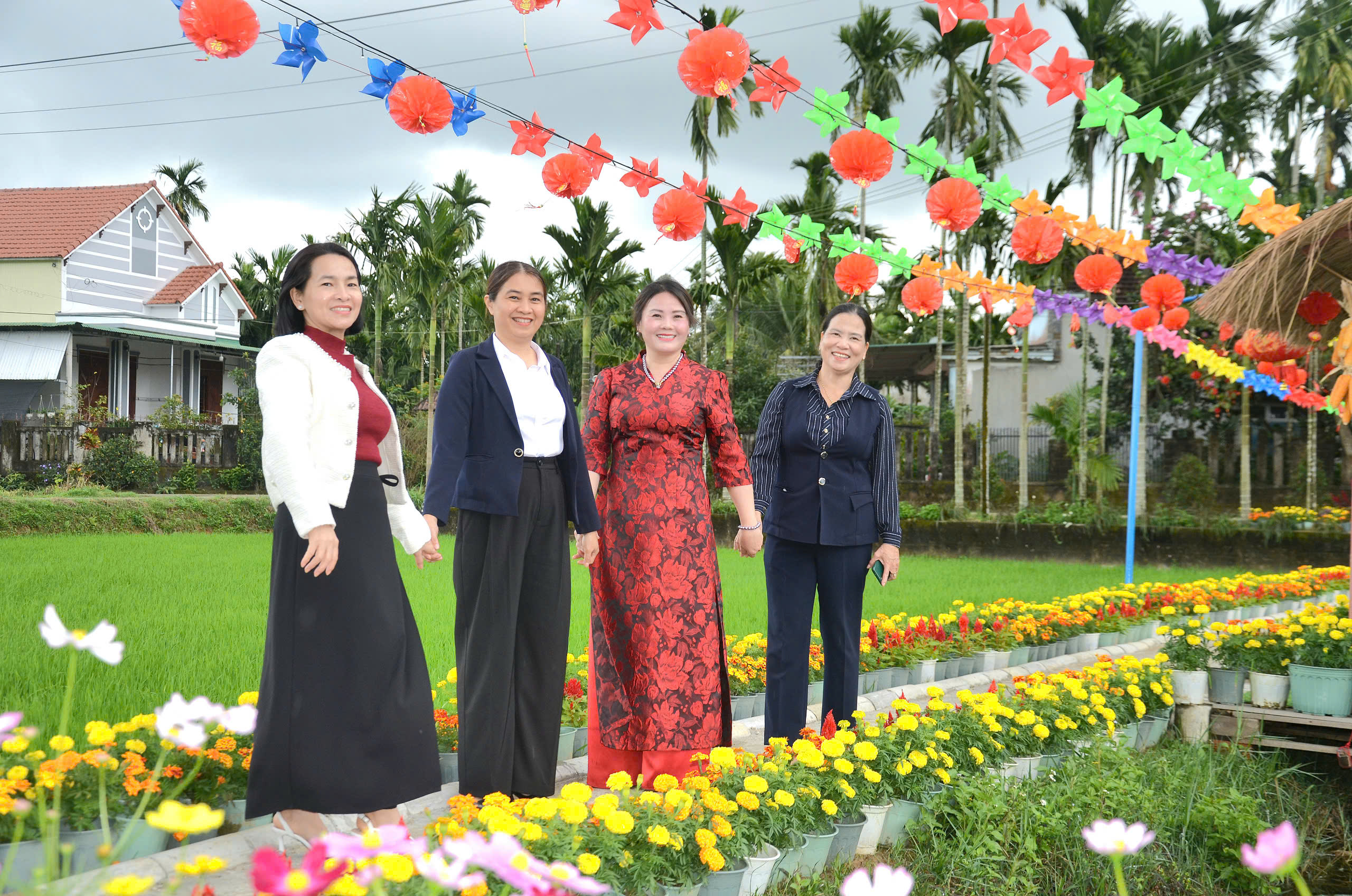 Cánh đồng lúa và hoa ở làng du lịch cộng đồng Bình Thành