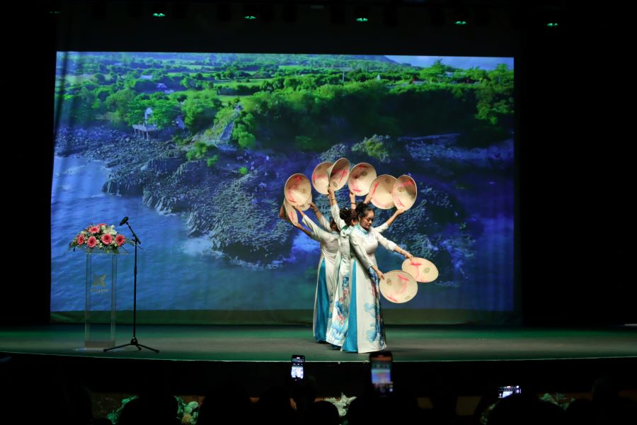 Áo dài Việt Nam duyên dáng giữa trời Âu