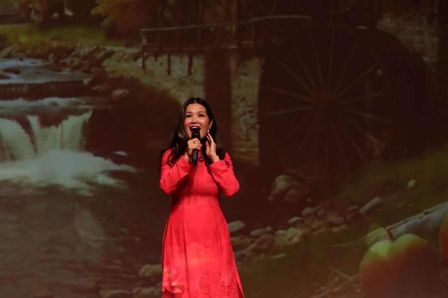 Áo dài Việt Nam duyên dáng giữa trời Âu