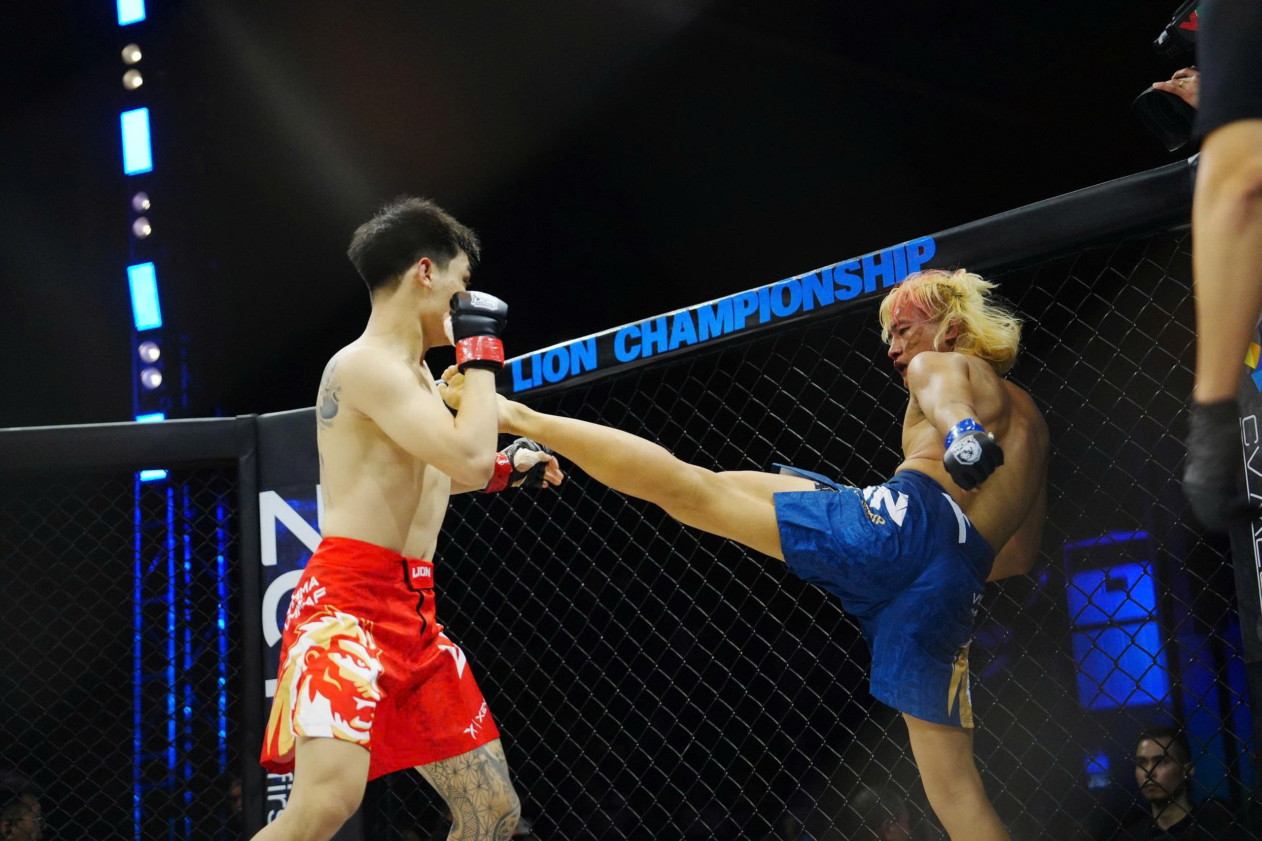 Explosion in the victory of Vietnamese boxers against Chinese duo