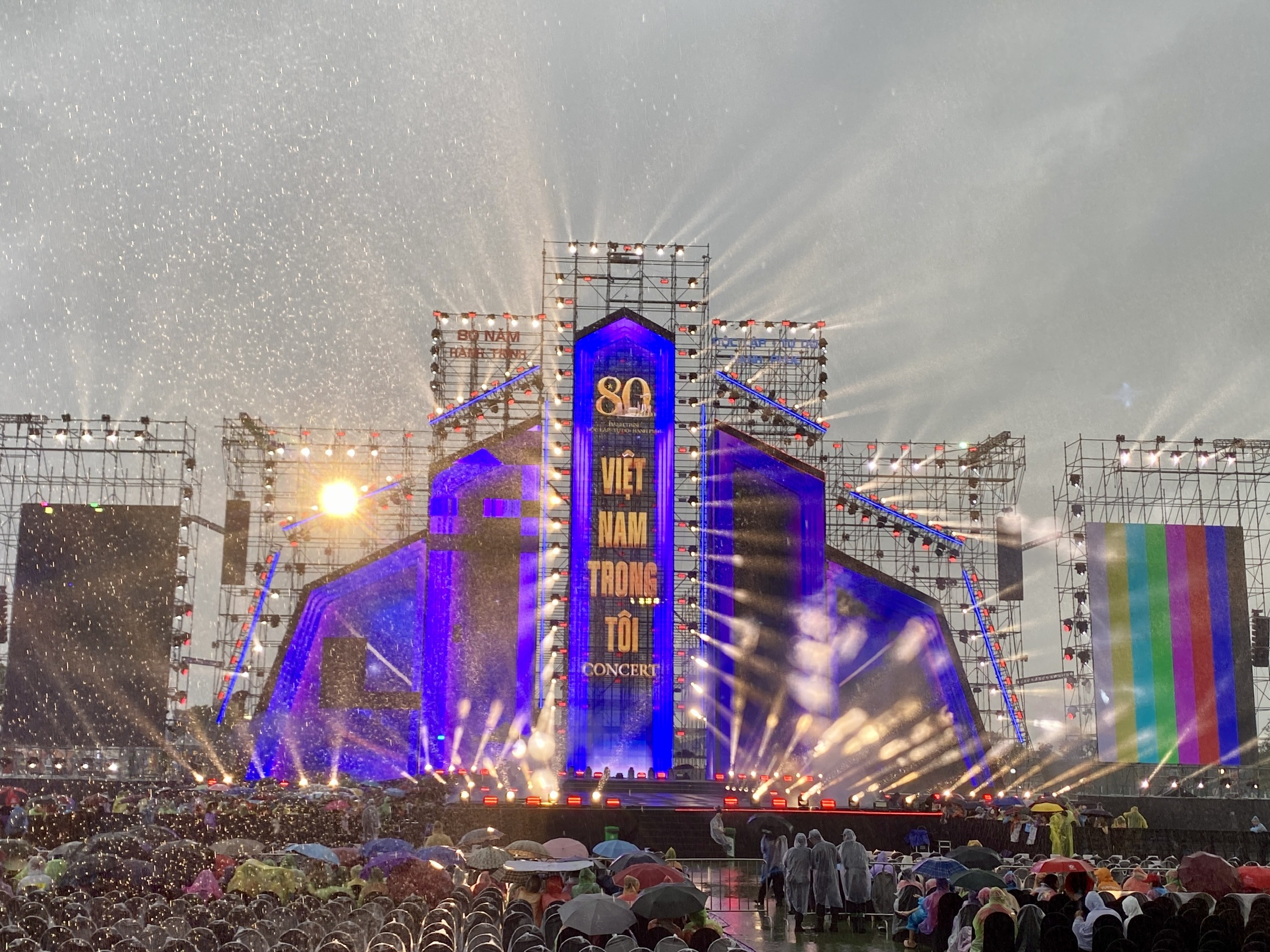 Đông đảo người dân xếp hàng vào xem concert “Việt Nam trong tôi”