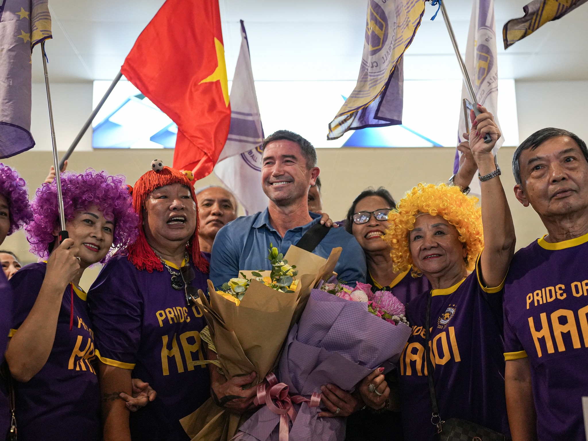 Former Liverpool star Harry Kewell arrives in Hanoi to the warm welcome ...