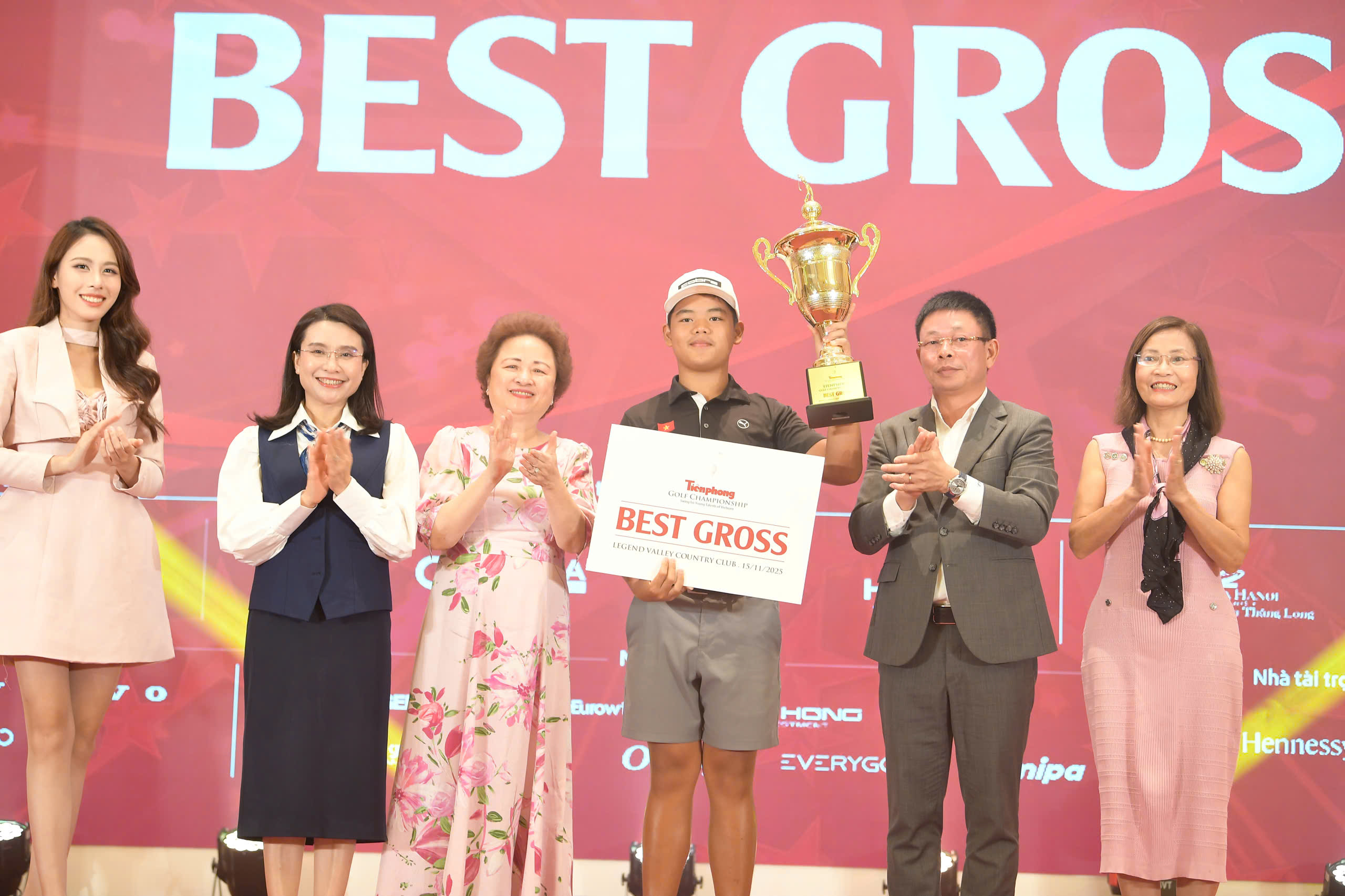 15-year-old golfer Nguyen Trong Hoang won the Tien Phong Golf ...