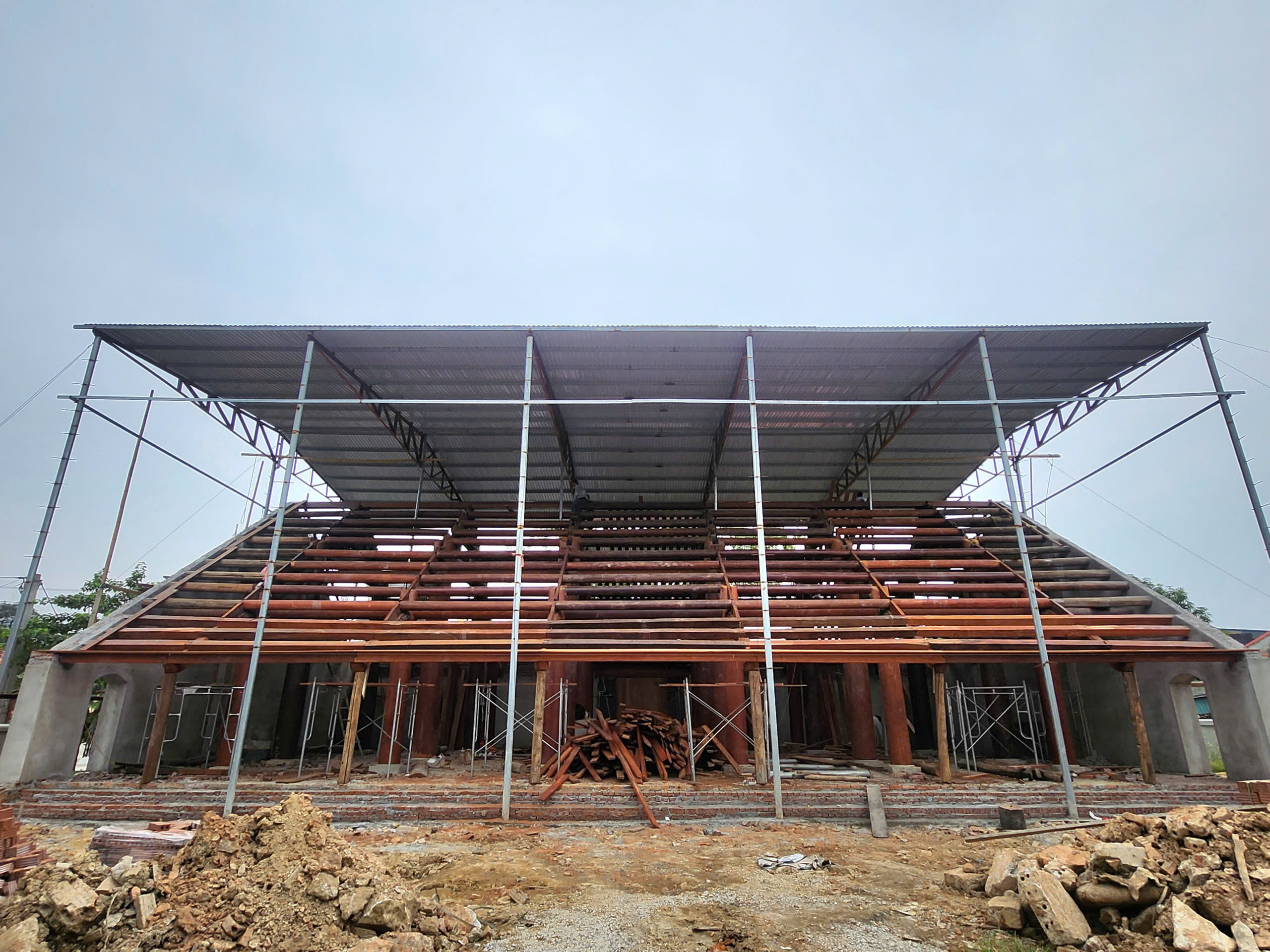 Odrestaurowano prawie 200-letnią świątynię My Dinh, przywracając jej wartość architektoniczną z ...