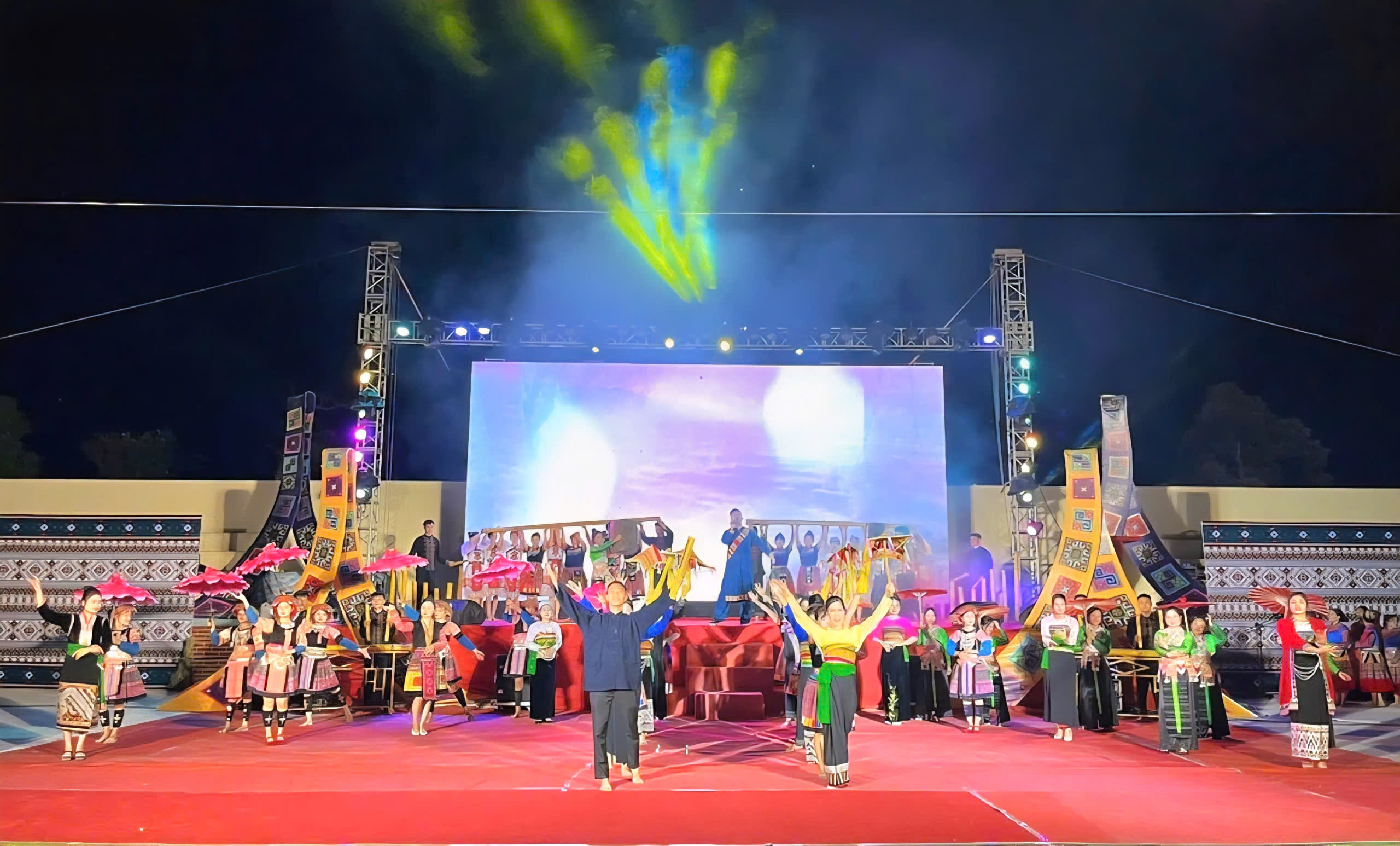 Budaya bertindak sebagai "gam" yang mengikat komuniti bersama selepas ...