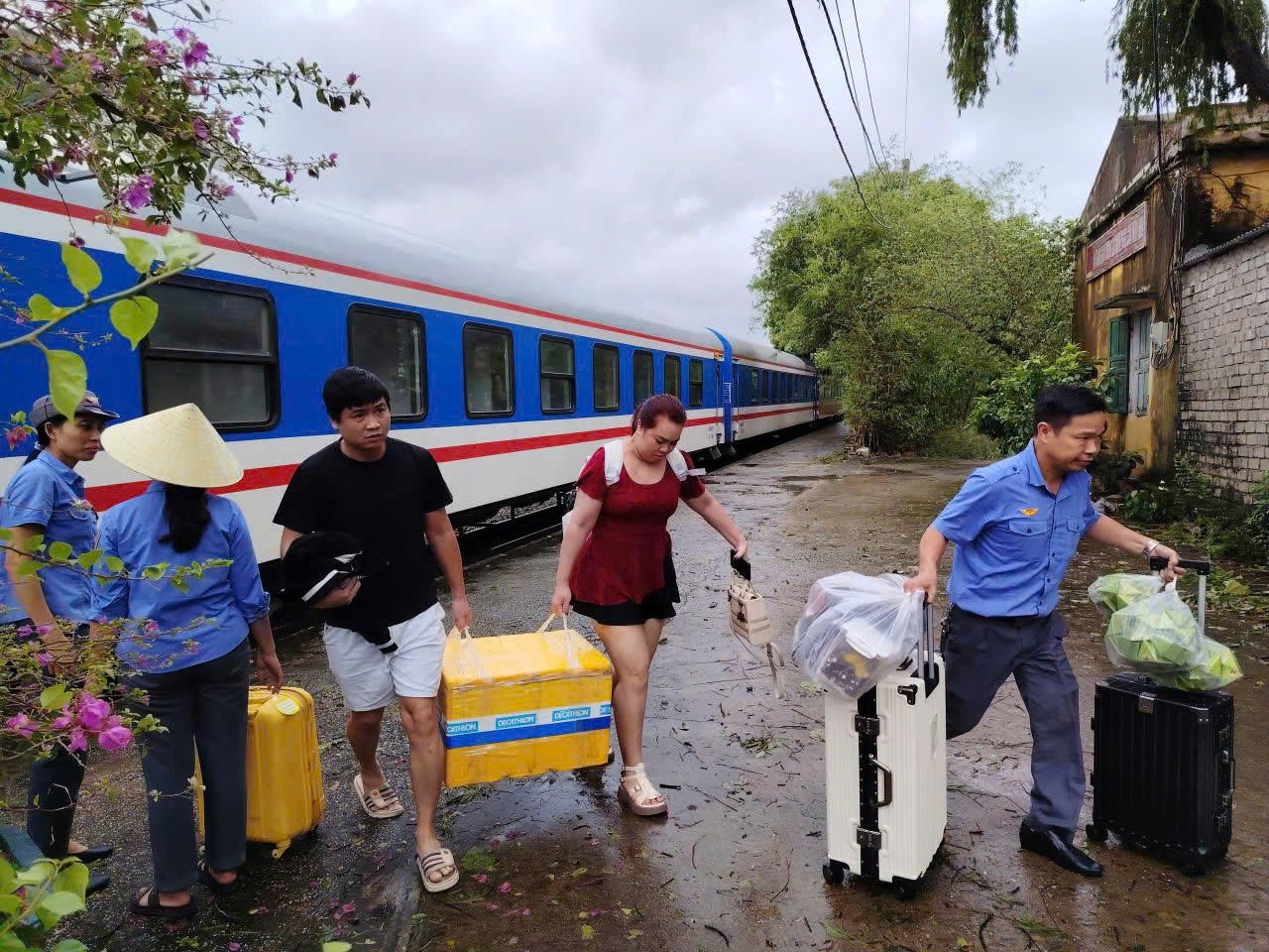 Chuyển tải, hỗ trợ suất ăn cho khách đi tàu bị ảnh hưởng do bão số 10