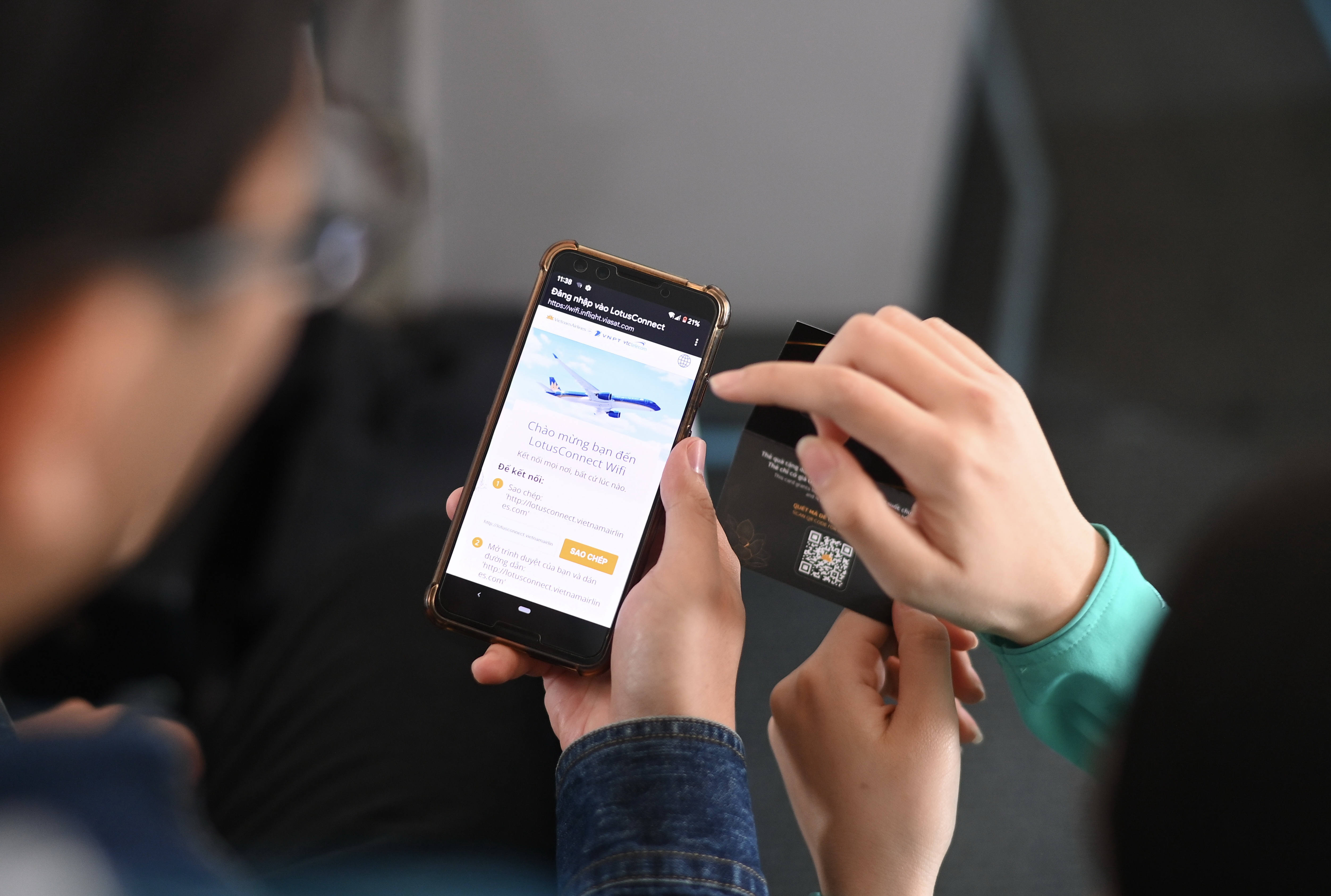 Vietnam Airlines officially offers internet service on its flights.