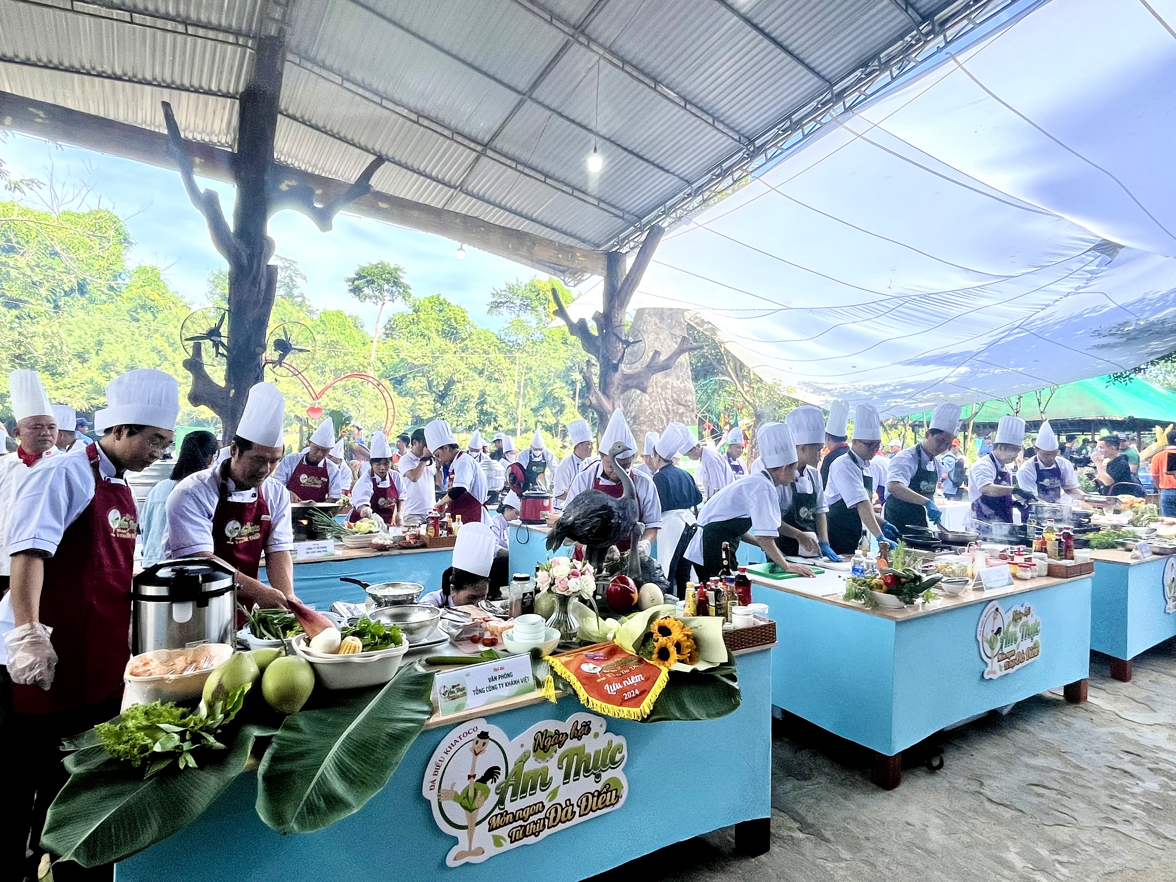 Đến Công viên Du lịch Yang Bay, trải nghiệm món ngon từ thịt đà điểu