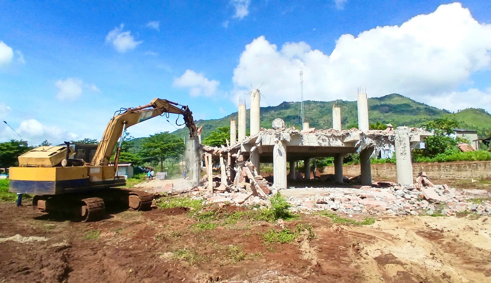 Gia Lai: Tiến hành tháo dỡ công trình “nhà rông bê tông” dưới chân núi ...