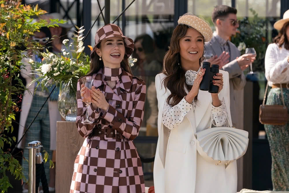 Khi Emily Cooper không còn lạc lối ở Paris