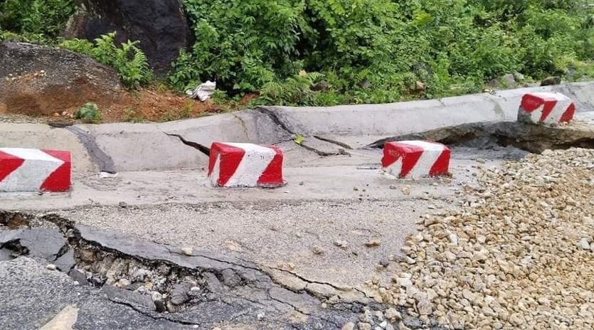 Mưa lớn, quốc lộ 16 qua Nghệ An sụt lún do mưa lớn, cấm xe tải trọng lớn