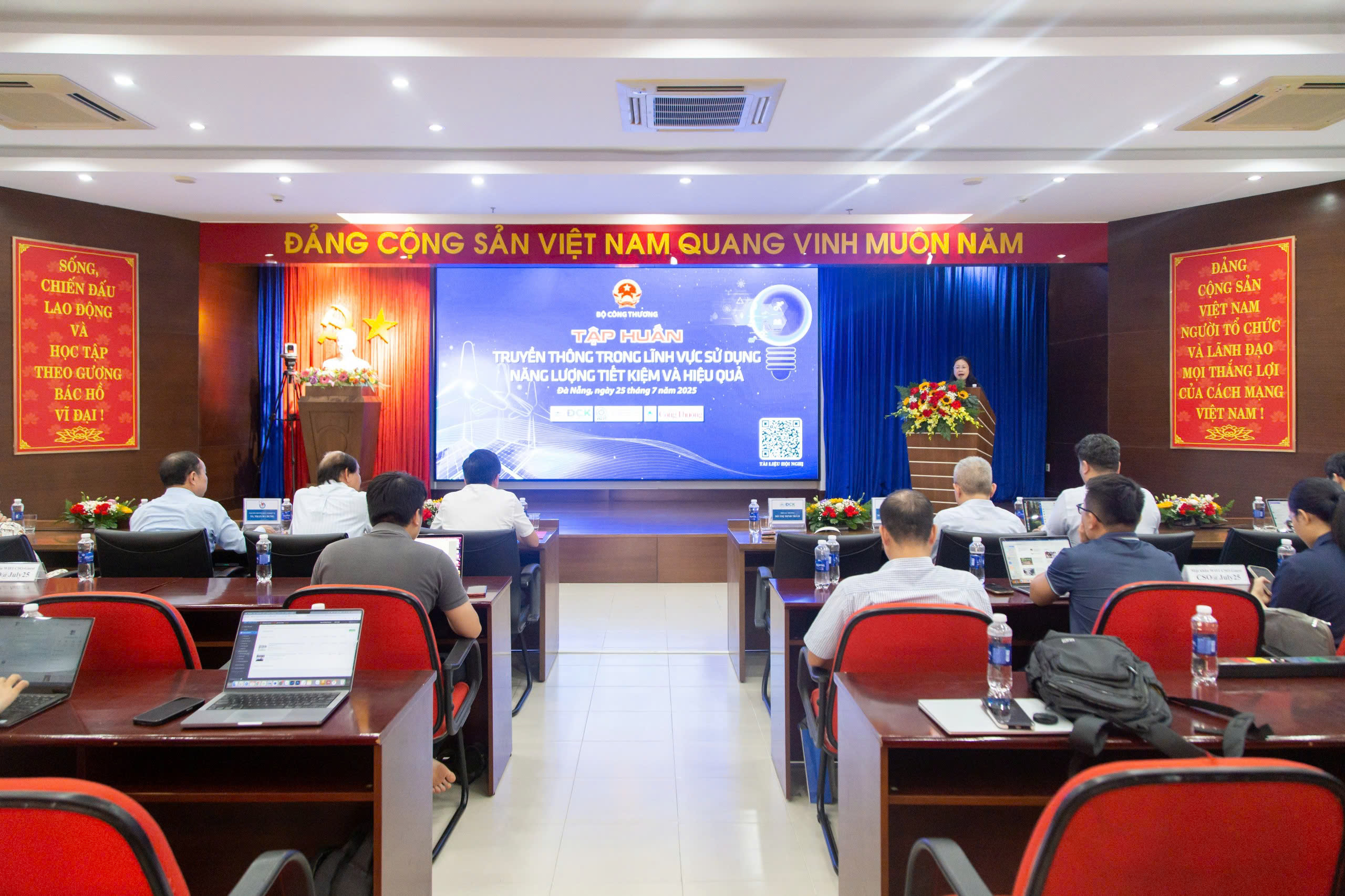 Tập huấn truyền thông về sử dụng năng lượng tiết kiệm và hiệu quả