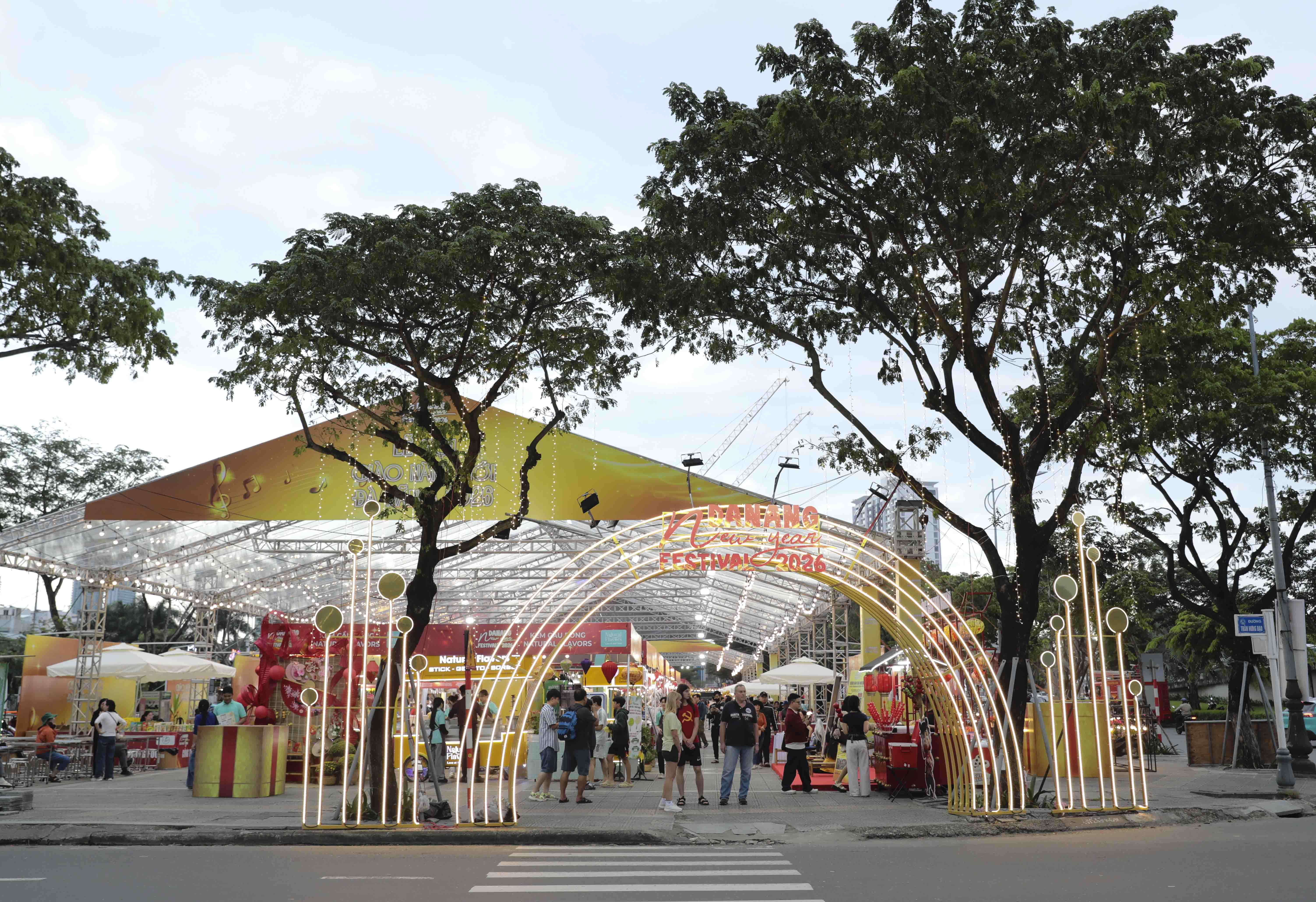 El patio de comidas Cheer Fest atrae visitantes durante la celebración ...