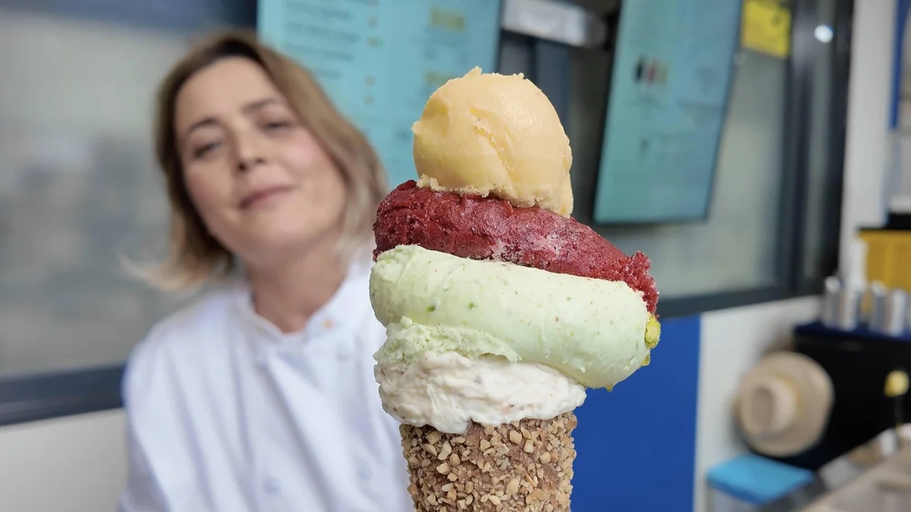 Es krim ini lembut, kenyal, dan memiliki tekstur elastis yang unik.
