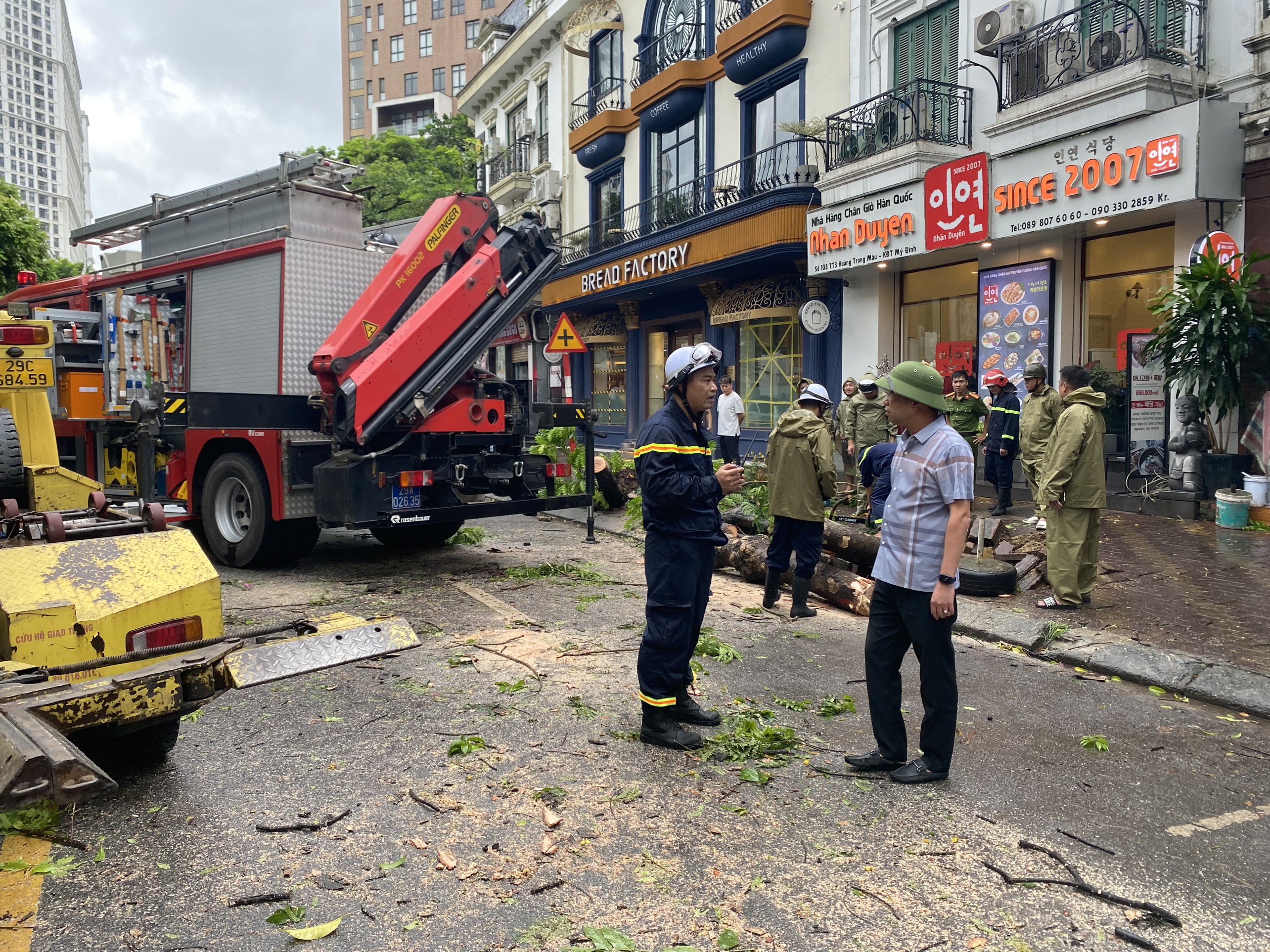 Xe PCCC “dìu”người dân qua cầu