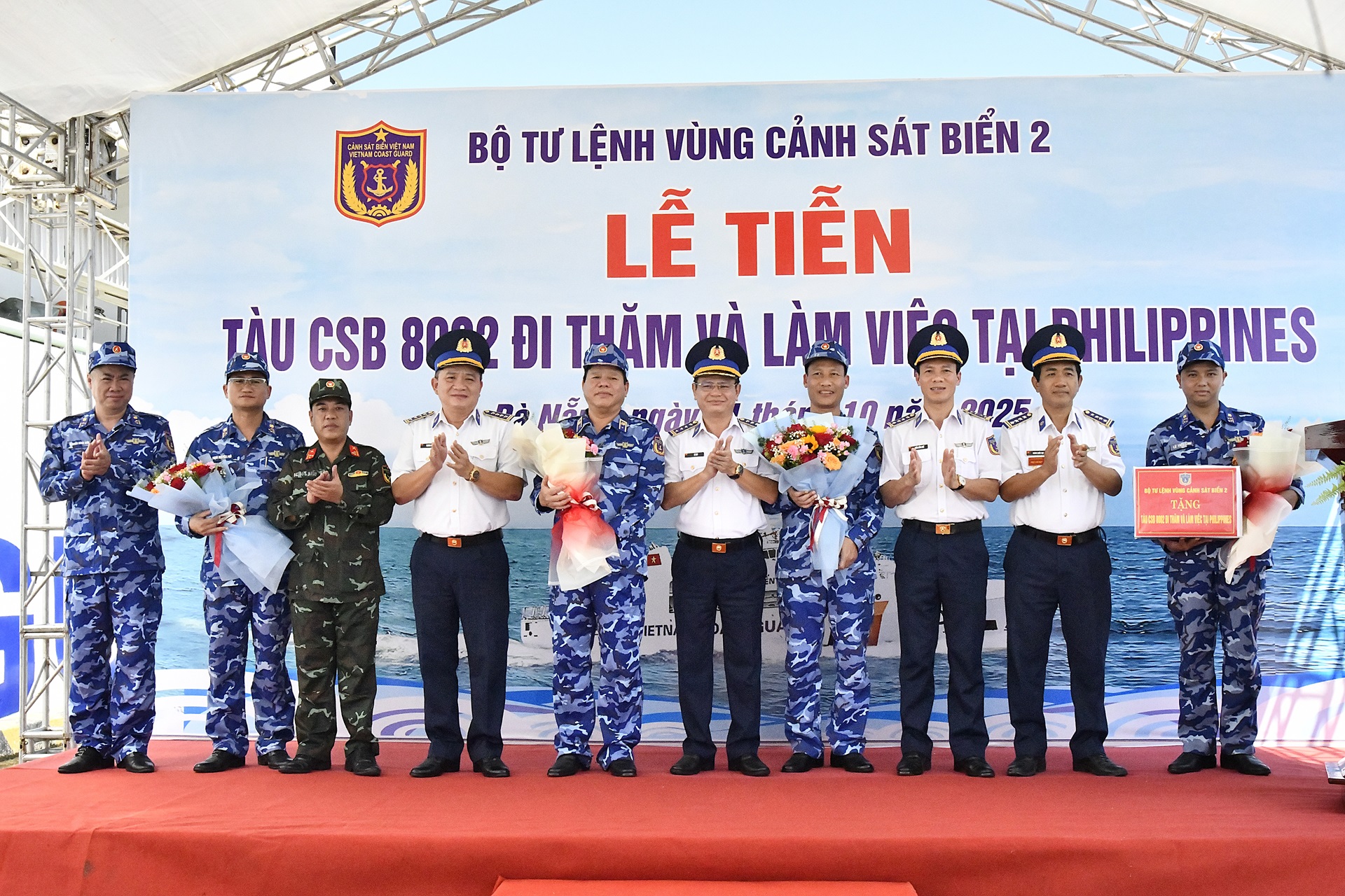 Tàu CSB 8002 đi thăm và làm việc tại Philippines