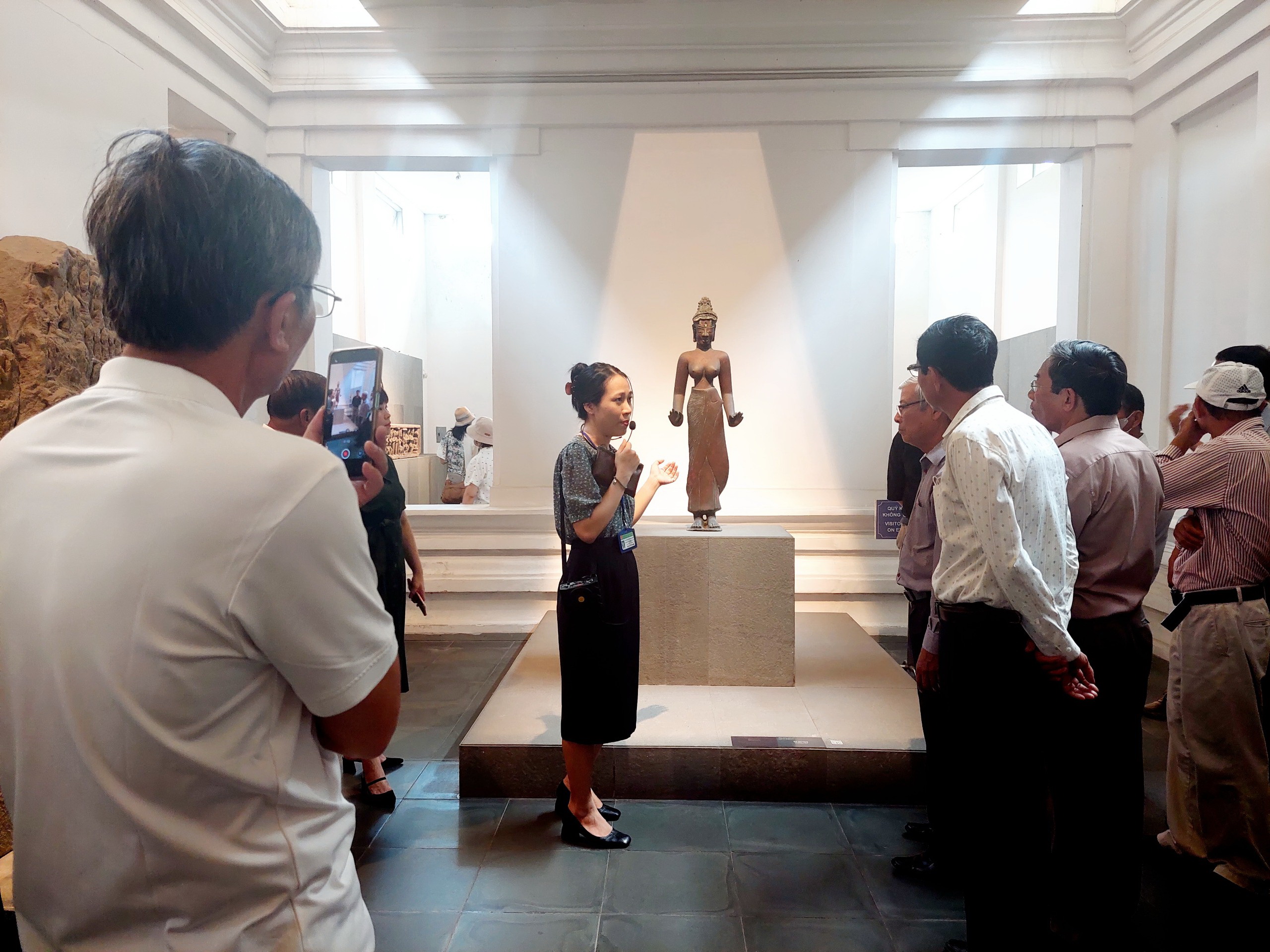 Das Geheimnis der Tara-Statue in Dong Duong: Der in der Zeit ...