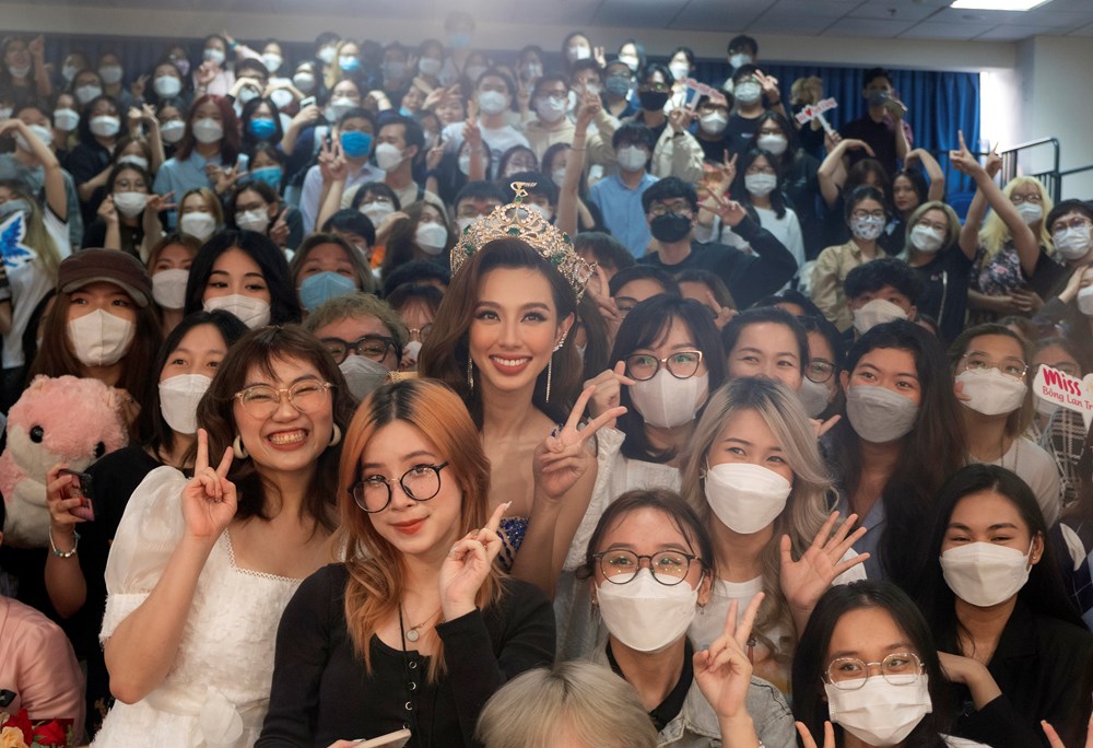 Hoa hậu Thùy Tiên rạng rỡ trong vòng tay bạn bè | Giải trí | Báo Văn Hóa Online