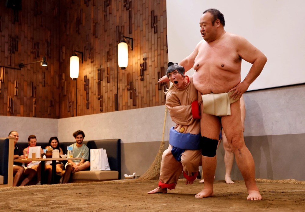 Biểu diễn Sumo trong nhà hàng để hút khách du lịch