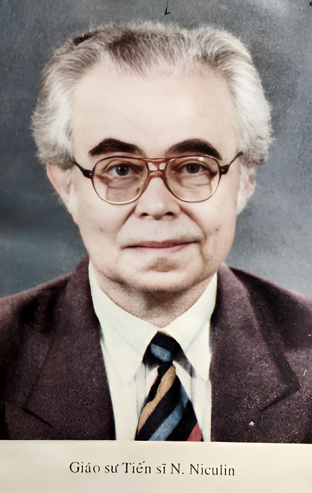 Một đời gắn bó cùng văn học Việt Nam