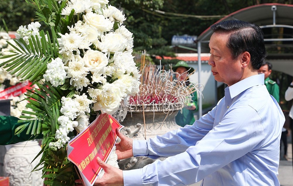 Phó Thủ tướng Trần Hồng Hà dâng hương tại Khu di tích Ngã ba Đồng Lộc