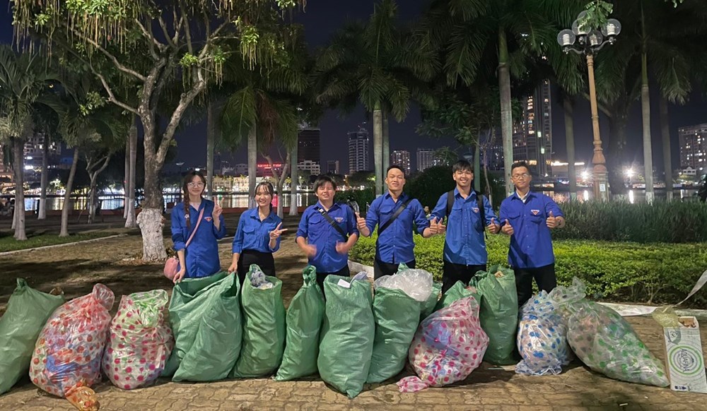 Chung tay dọn rác sau đêm khai mạc Lễ hội pháo hoa quốc tế Đà Nẵng