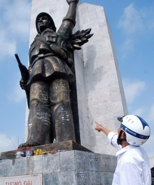 Xử lý nạn viết, vẽ, khắc nham nhở lên di tích: Người ta xử nặng, còn ...